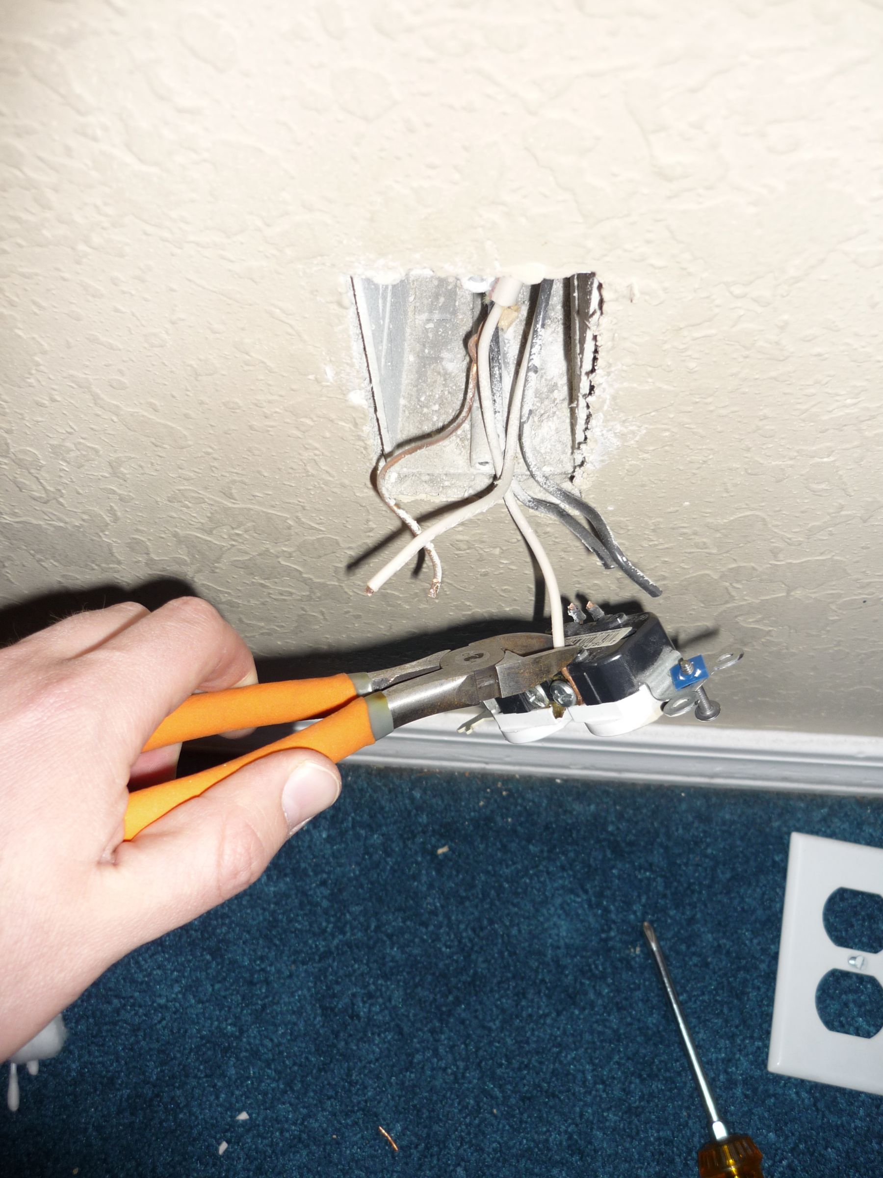 How to Replace an Electrical Outlet : 6 Steps - Instructables