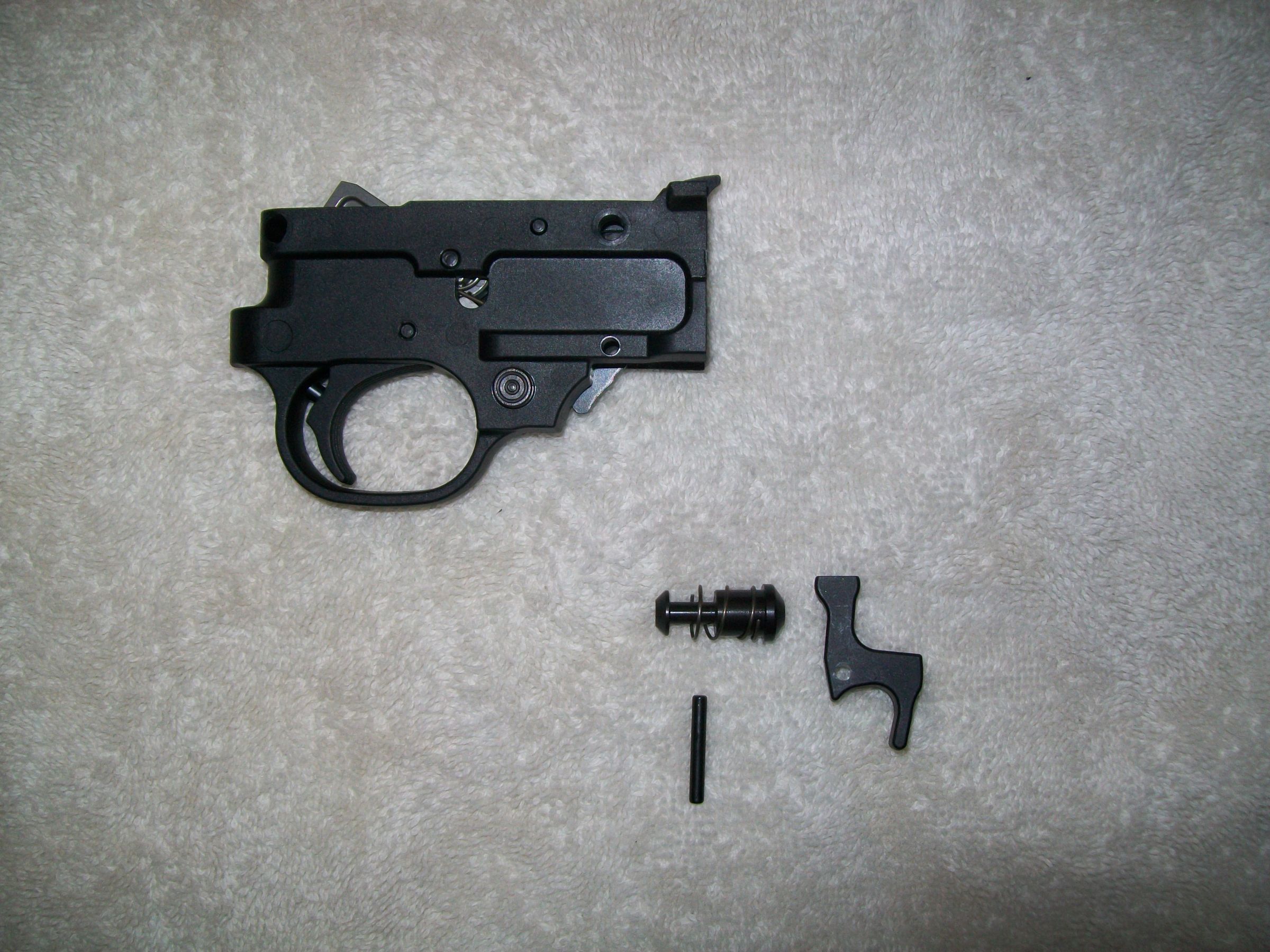 How to Dis/Reassemble the Ruger 10/22 Trigger Assembly : 8 Steps ...