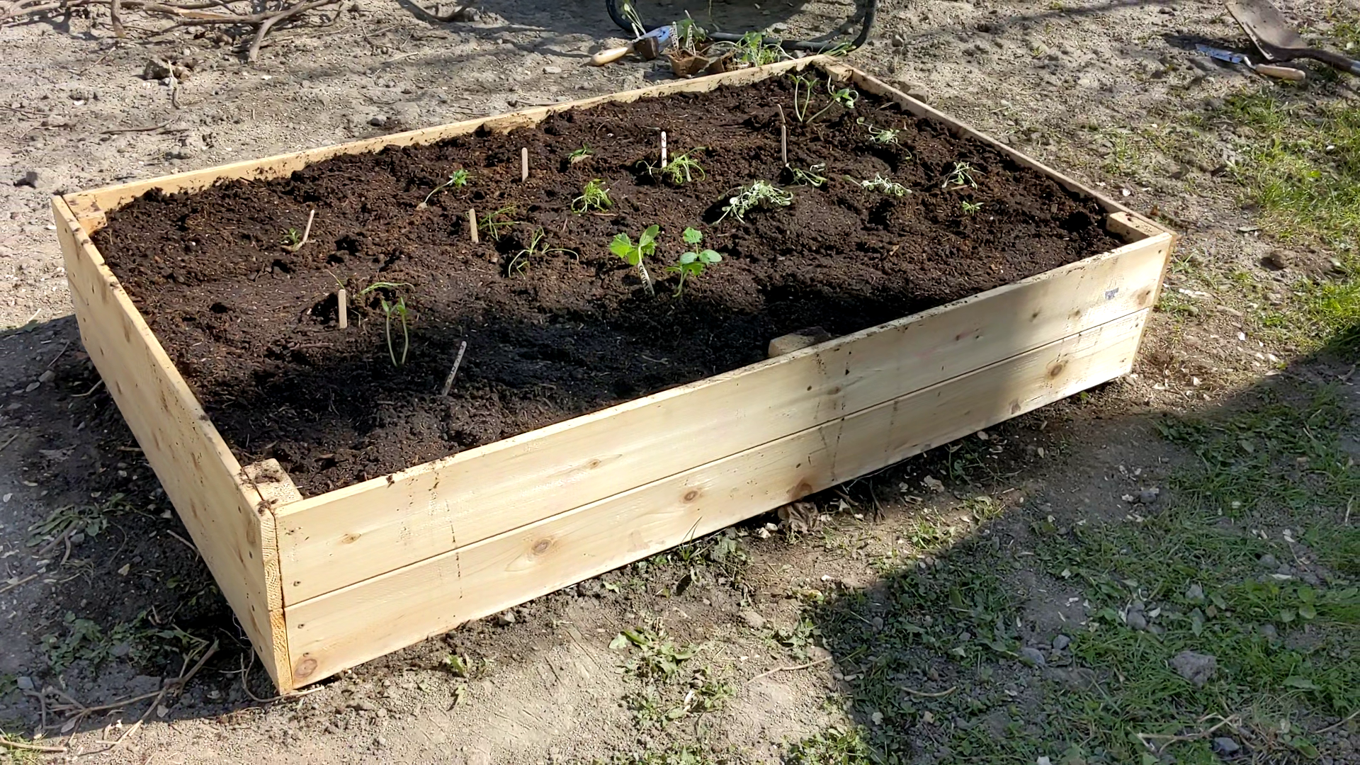 Super Simple DIY Raised Bed Garden Made of Fence Pickets : 5 Steps (with Pictures) - Instructables