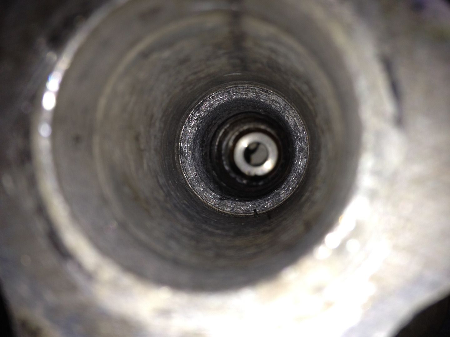 Renault [M9R] Removal of Broken Diesel Injector Casings : 5 Steps ...