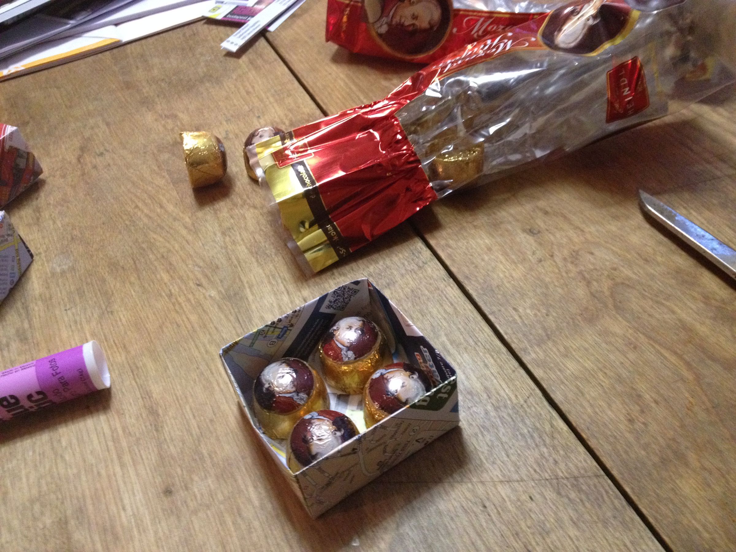 Candy Box Made of Souvenir Maps : 6 Steps (with Pictures) - Instructables