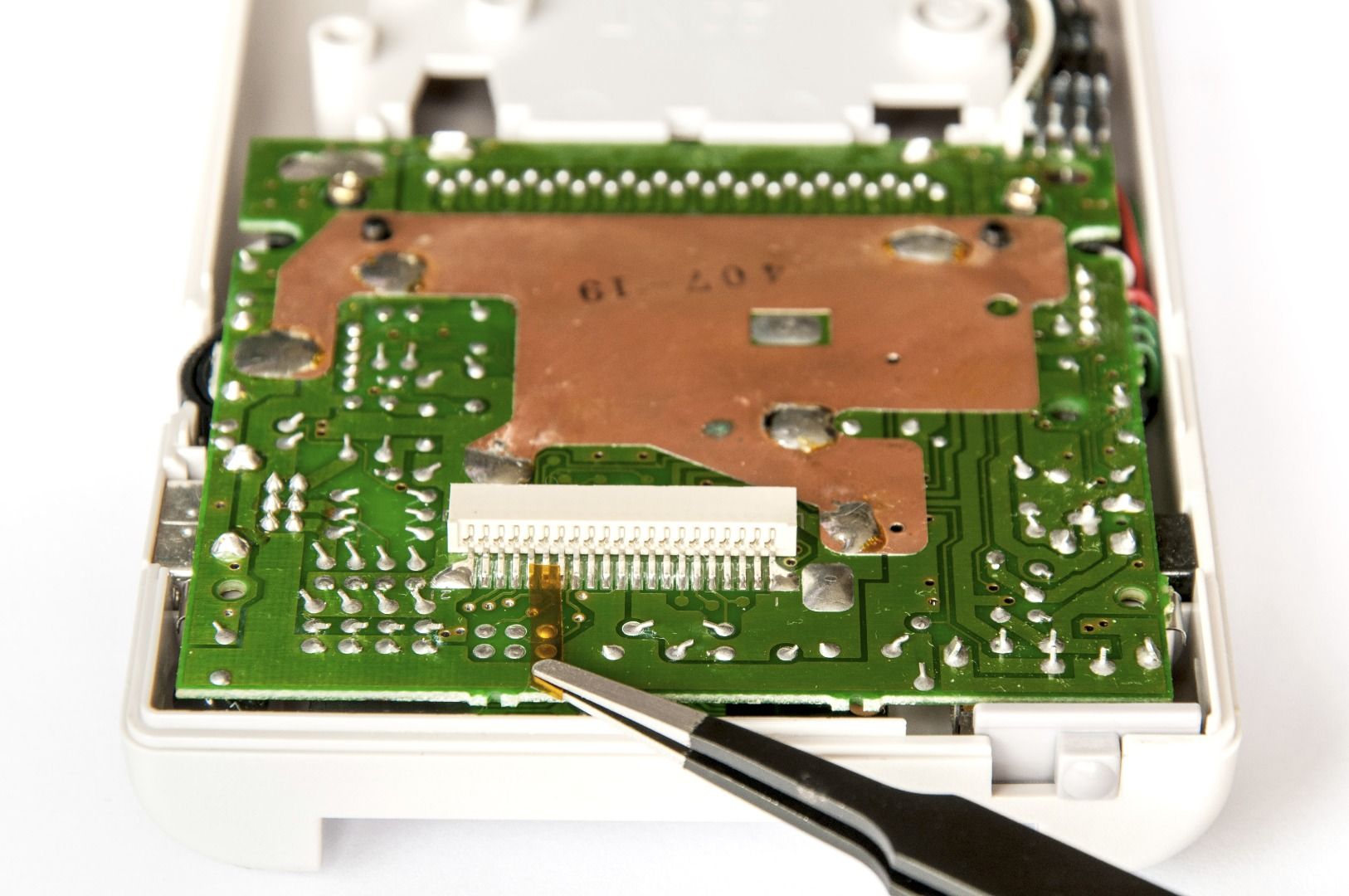 Game Boy™ DMG Bi-vert Chip Installation : 19 Steps - Instructables