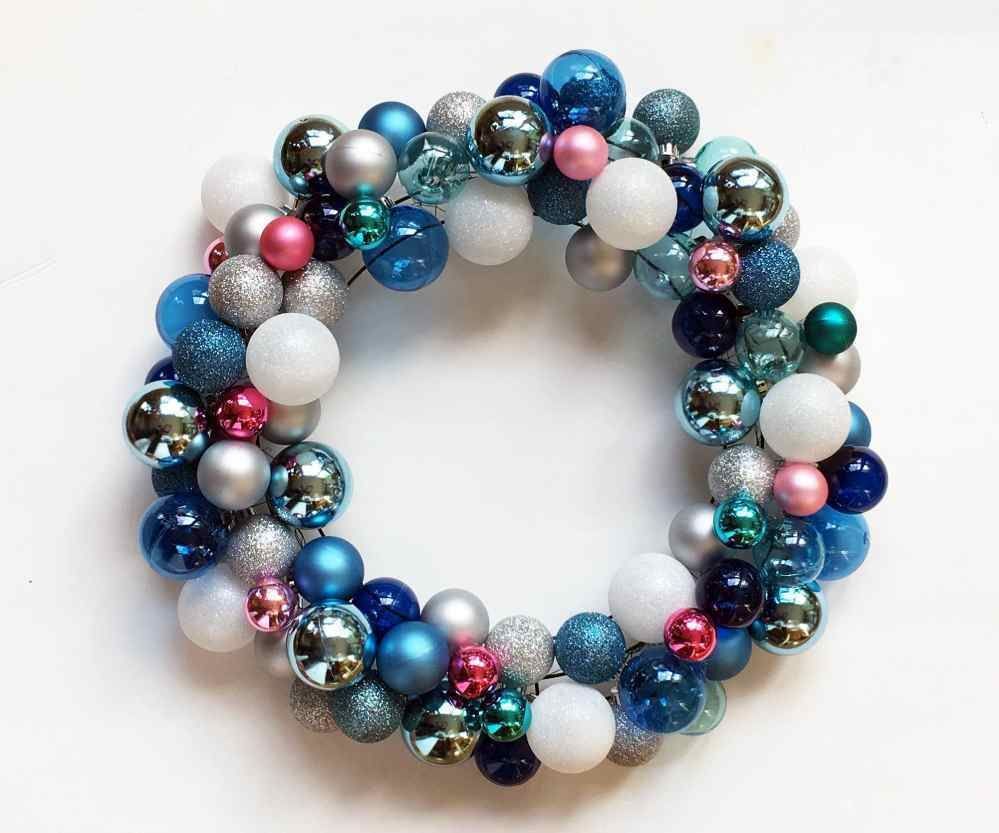 How to Make a DIY Christmas Wreath With Ball Ornaments : 4 Steps (with ...