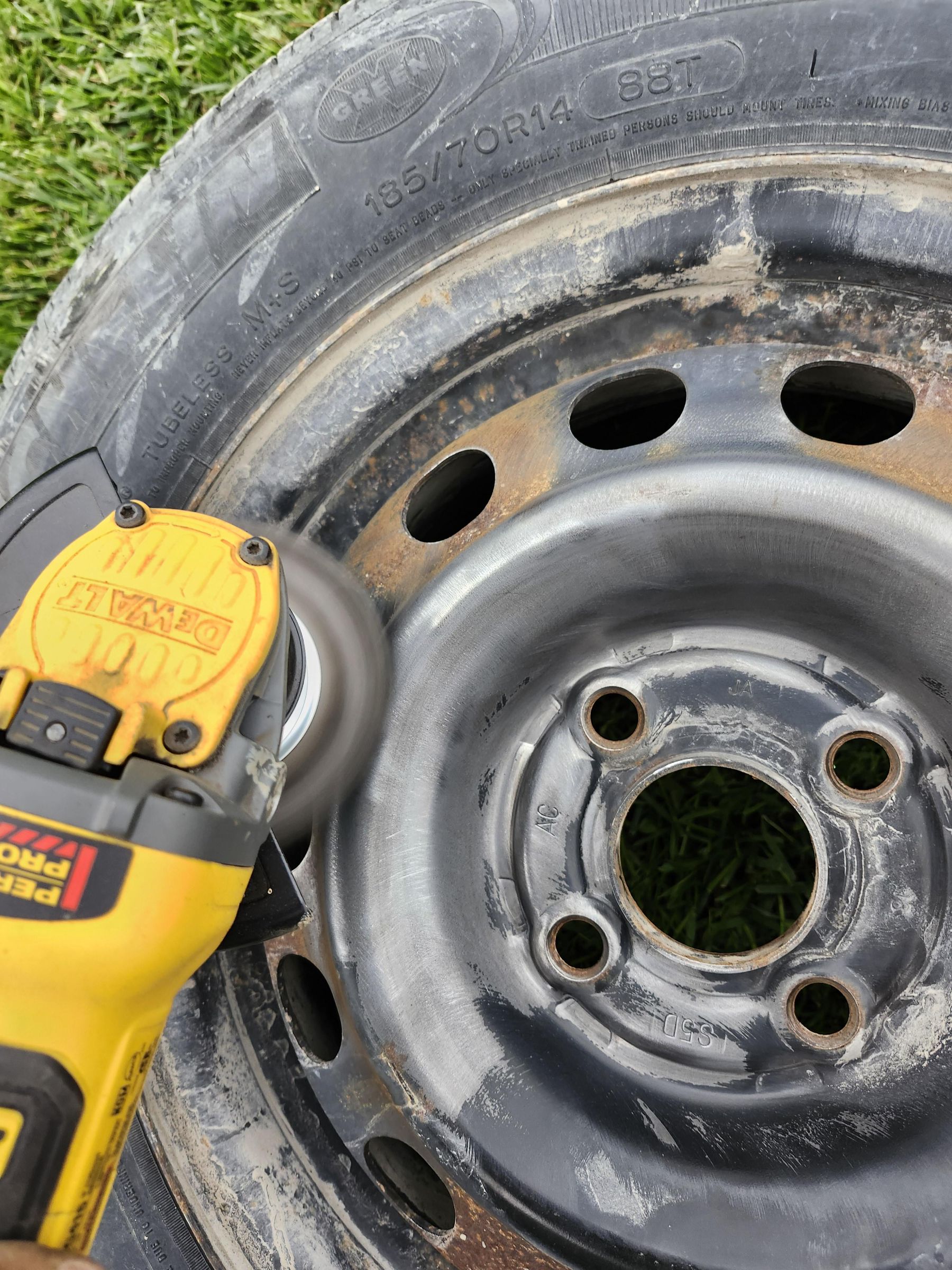 How to Prep and Paint Steel Car Rims : 8 Steps - Instructables