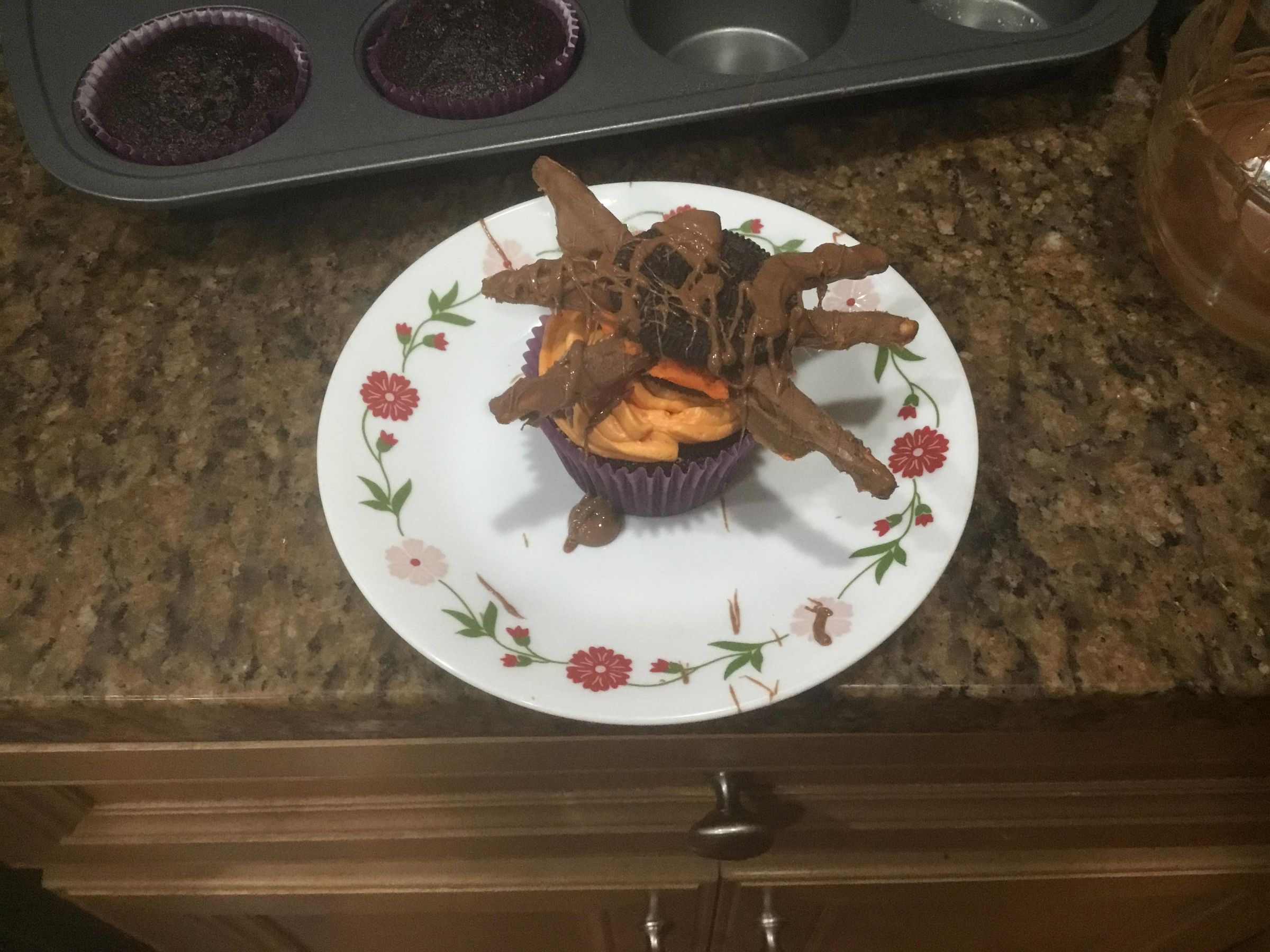 Easy Halloween Themed Chocolate Chip Cupcakes With Edible Spider : 6 ...