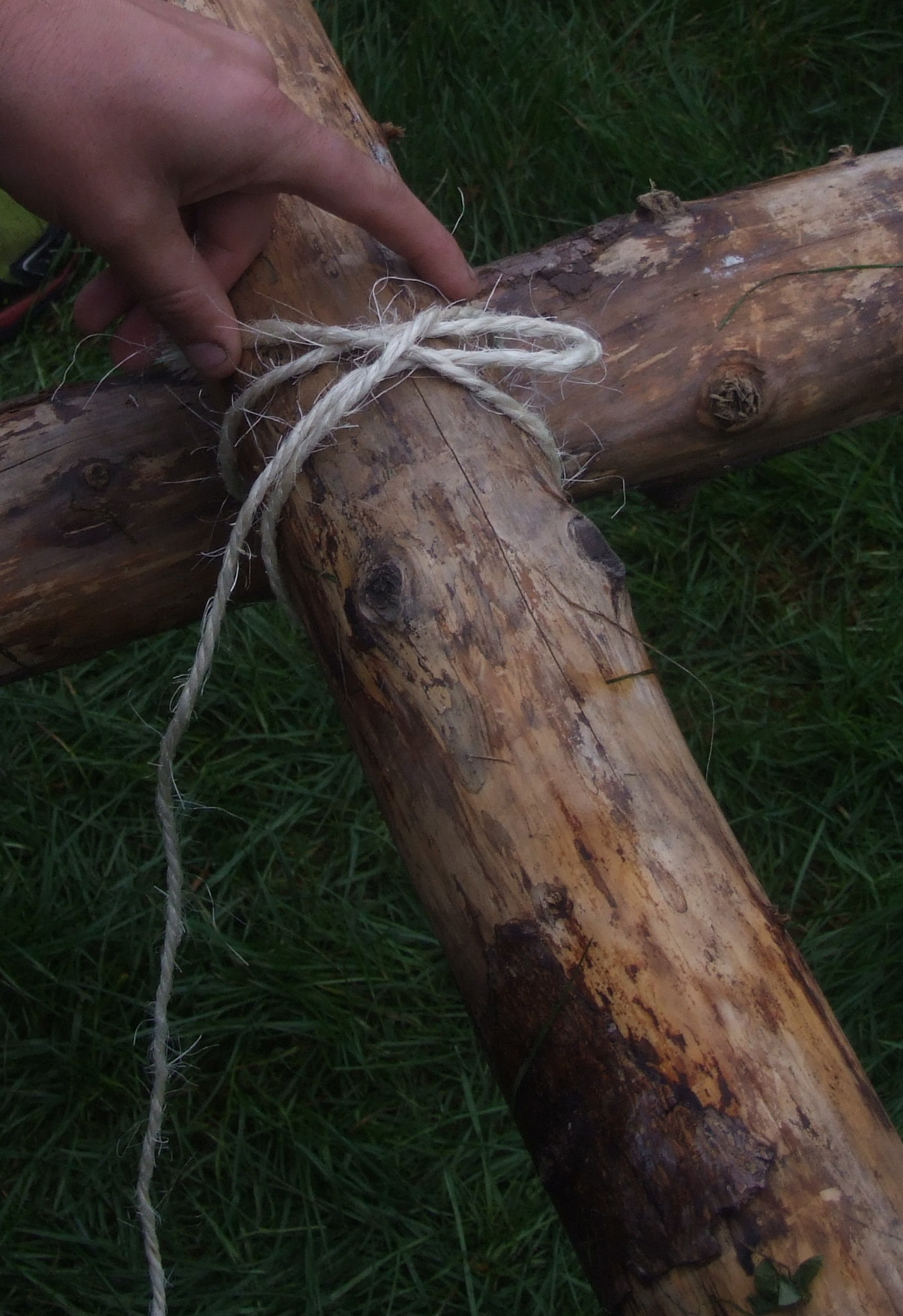 Figure of 8 Lashing (Tripod Lashing) : 6 Steps - Instructables