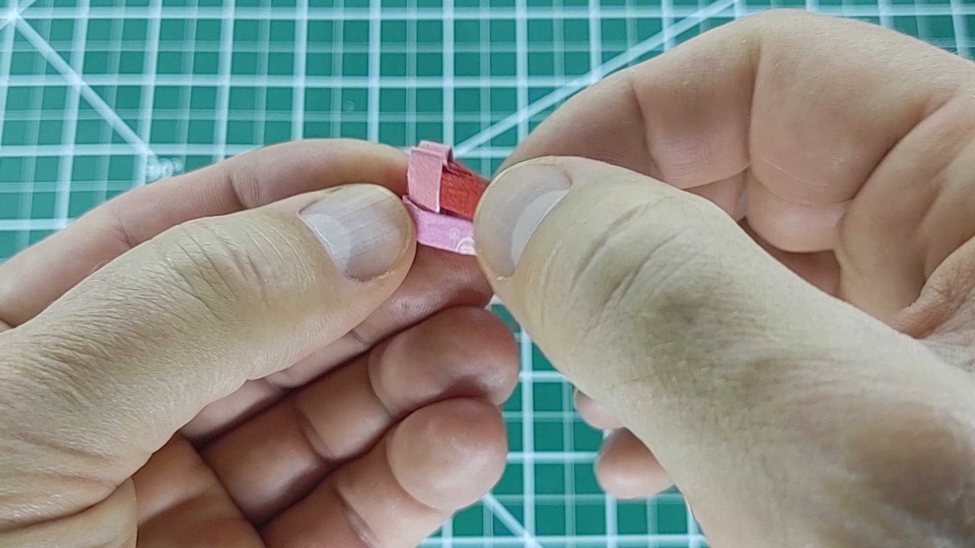 How to Make a Candy Wrapper Chain : 7 Steps (with Pictures) - Instructables