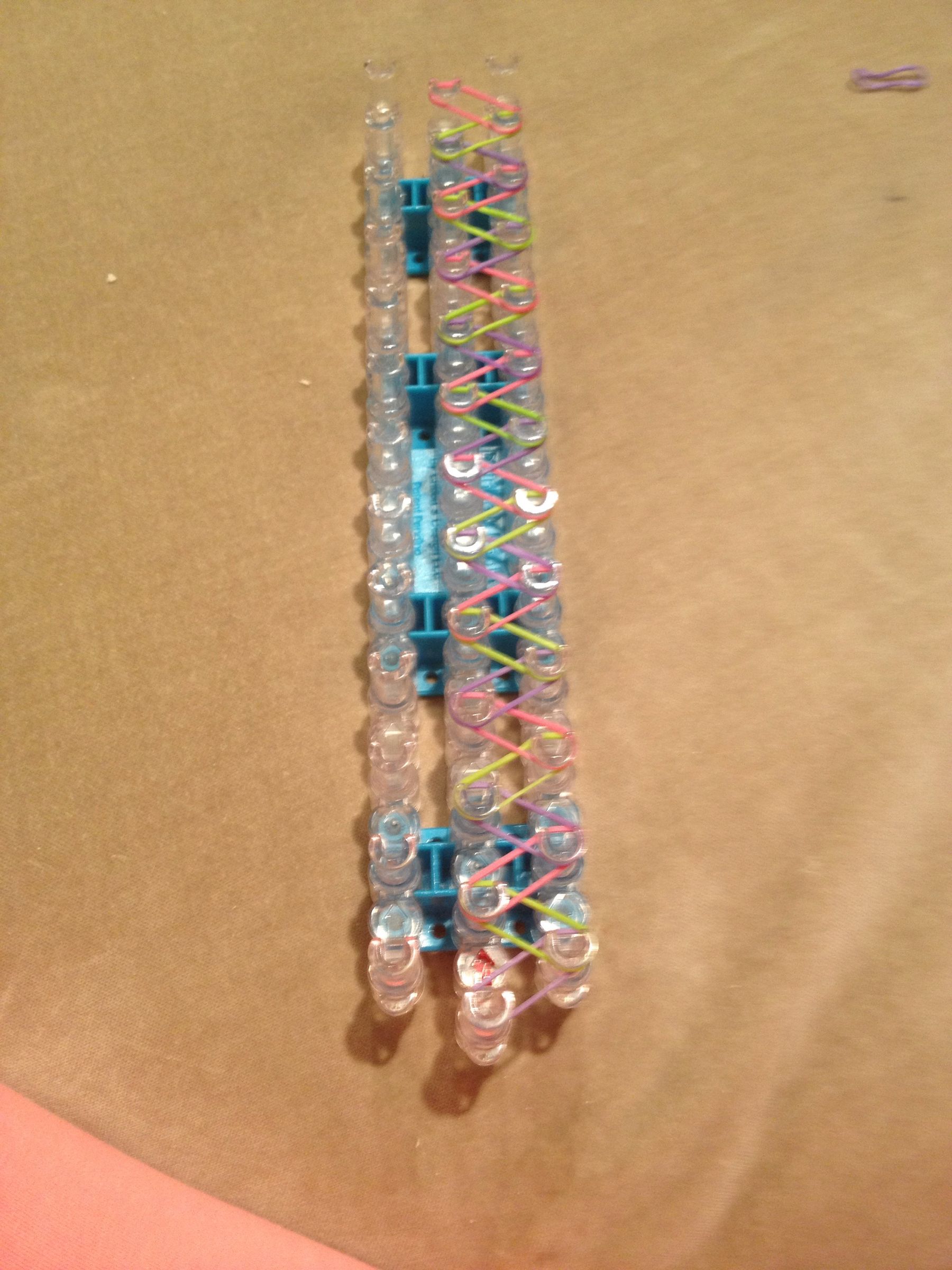 Single Chain Rainbow Loom : 11 Steps - Instructables