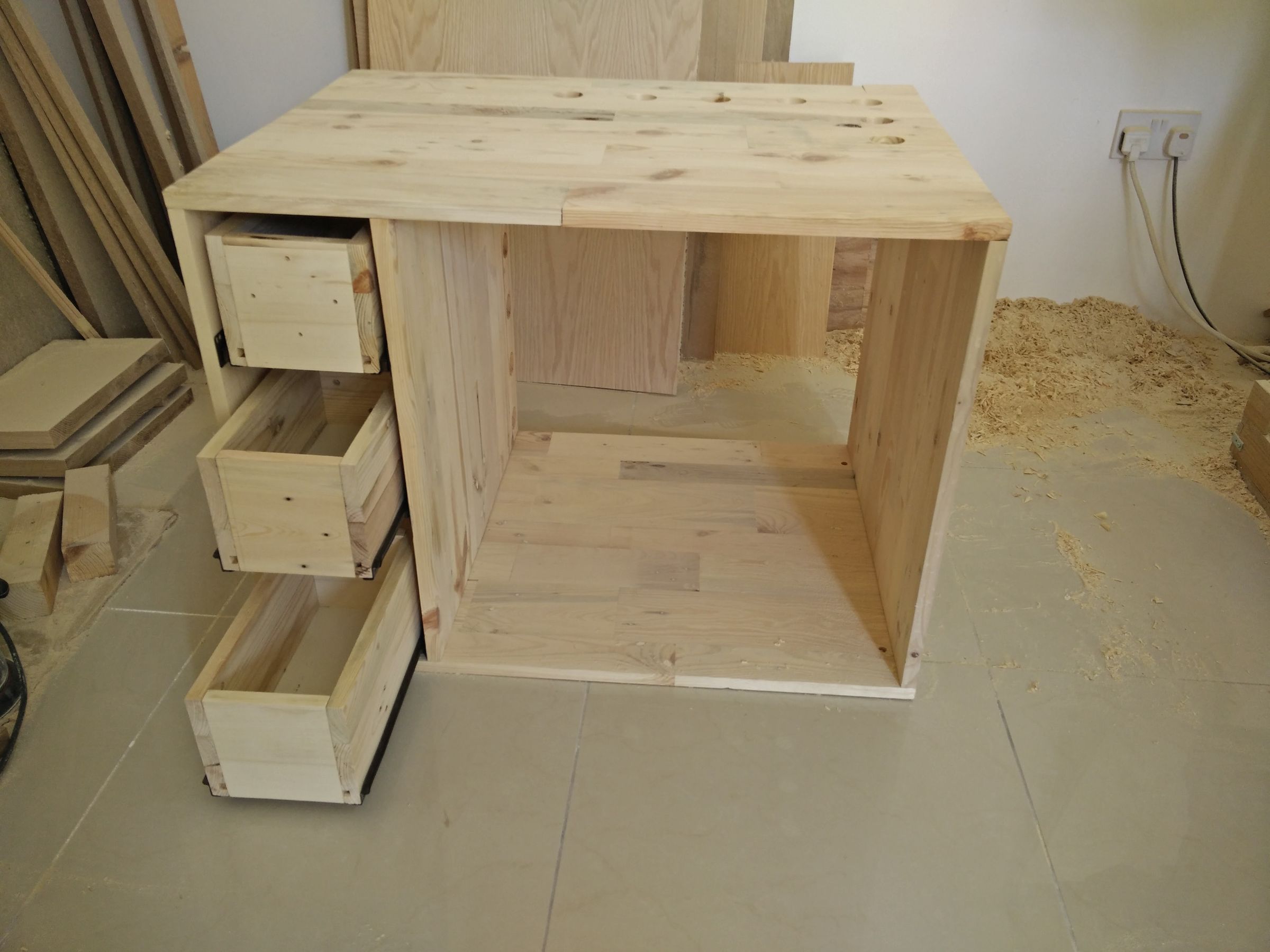 How to Build a Desk From Pallet Wood : 12 Steps (with Pictures ...