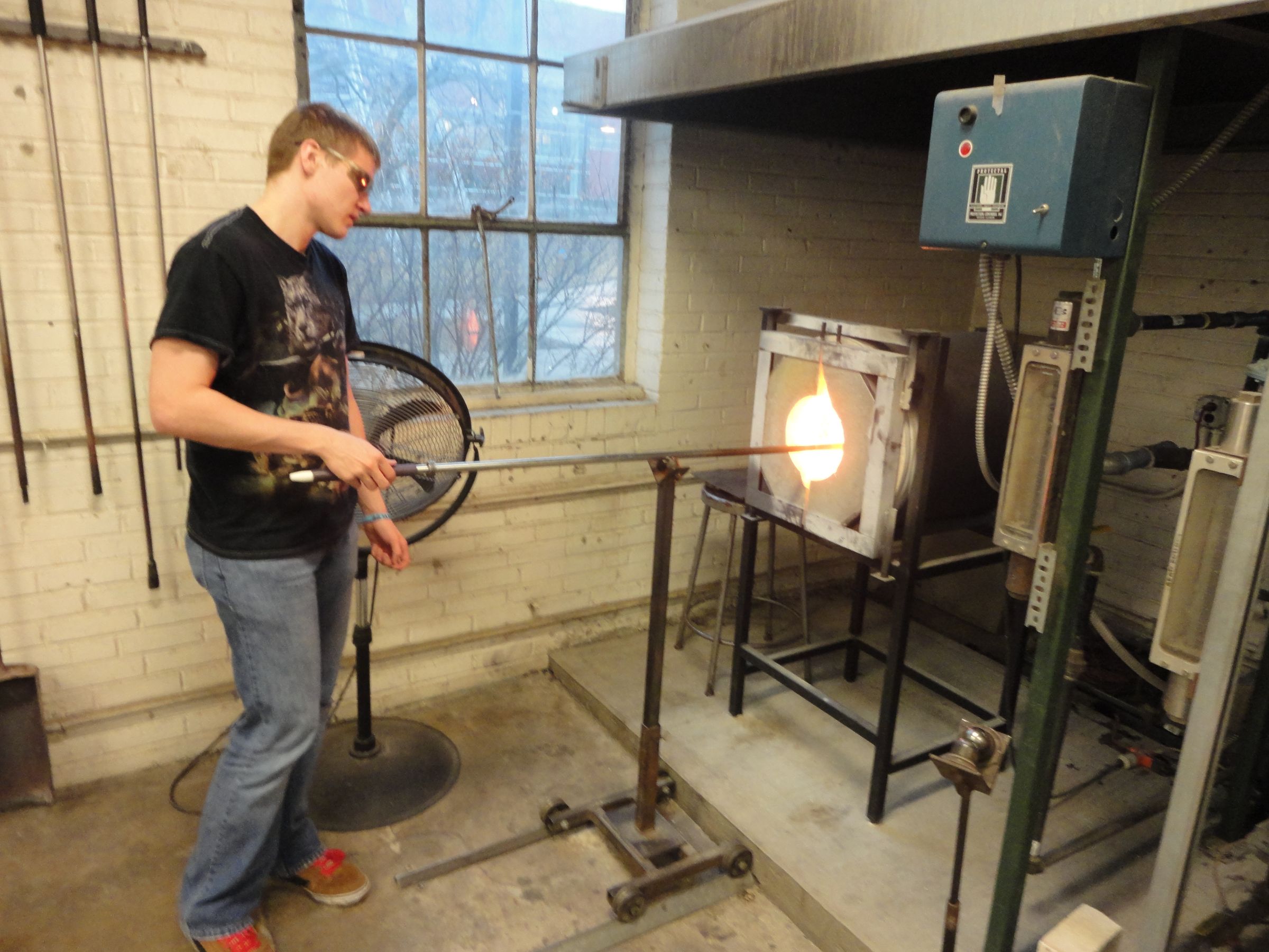 Glass Blowing a Christmas Ornament--For Beginning Gaffers : 25 Steps ...