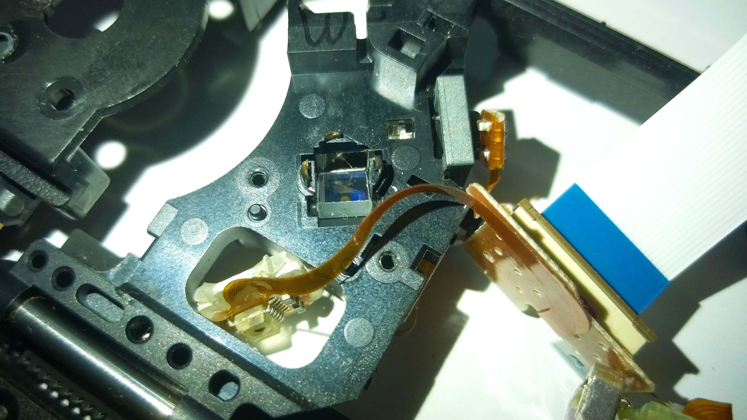 Parts to Salvage From a DVD/CD Player : 10 Steps - Instructables