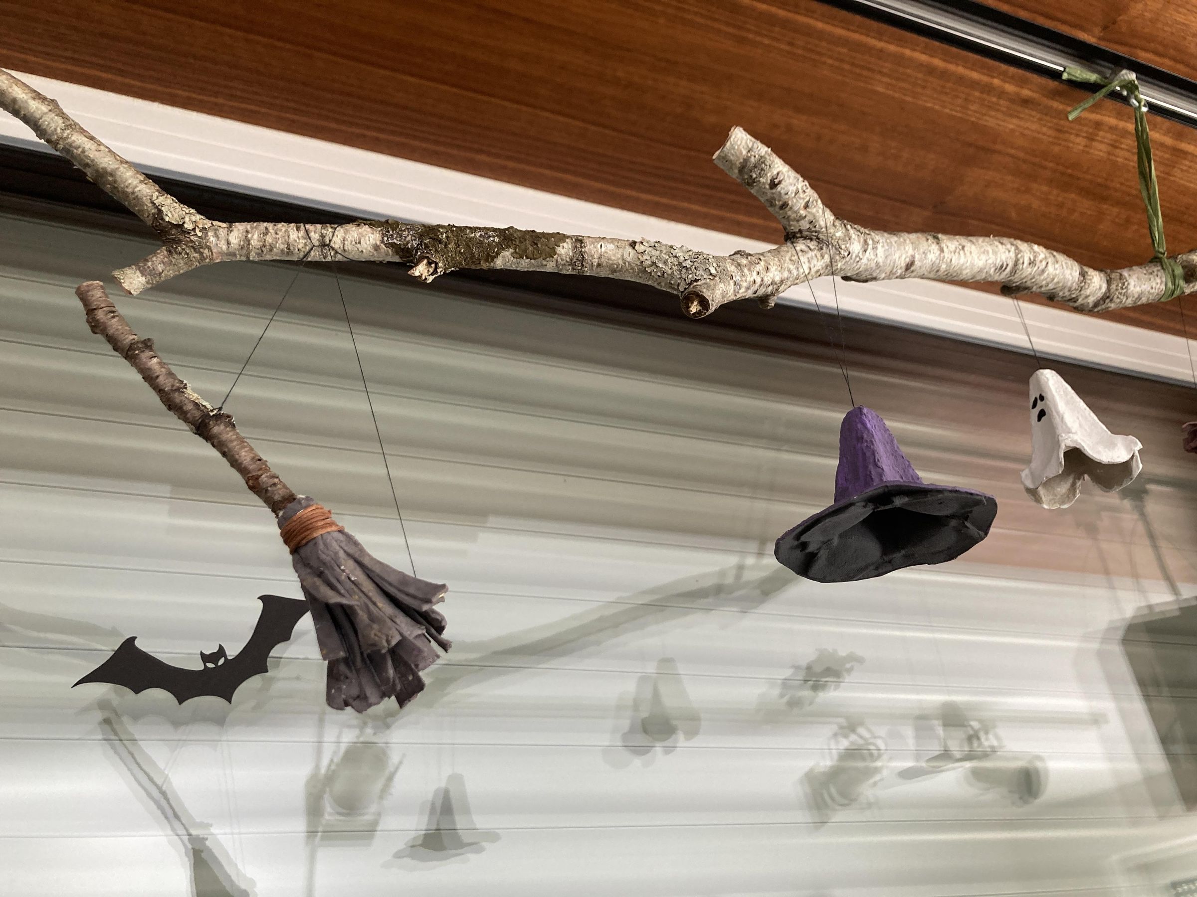 👻🧙‍♀️🧹 Spooky Egg Carton Magic: DIY Hanging Ghosts, Witches’ Brooms ...