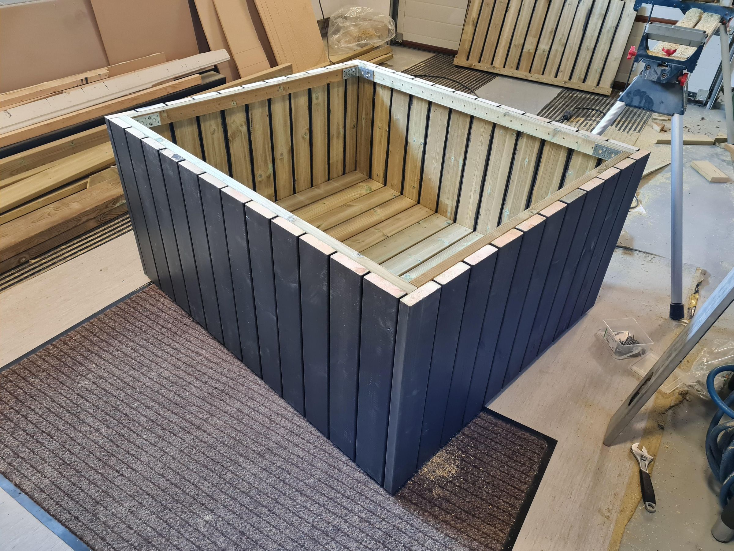 Superior XL Planter Box : 10 Steps (with Pictures) - Instructables