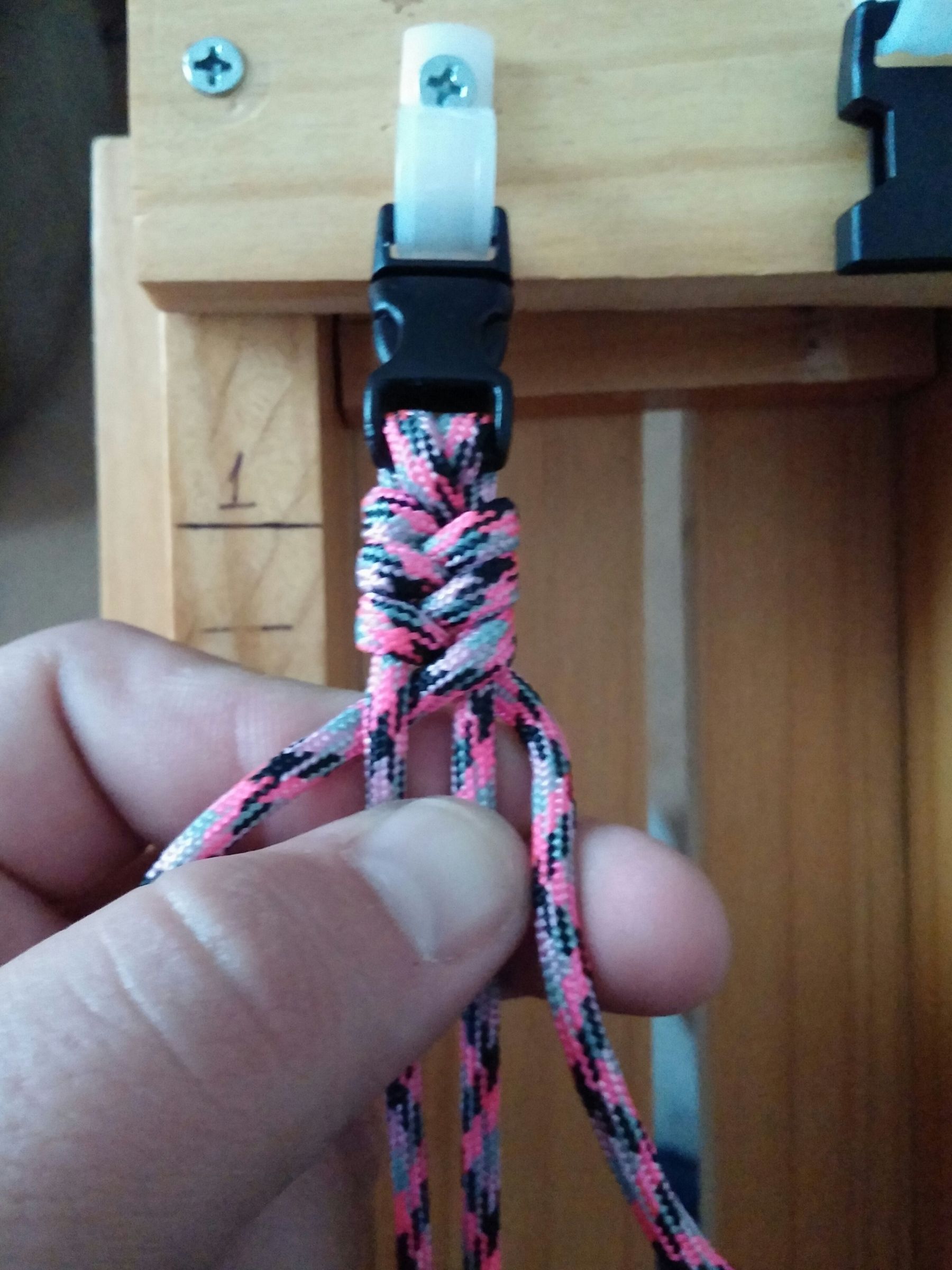 Fish Tail Paracord Bracelet : 10 Steps - Instructables