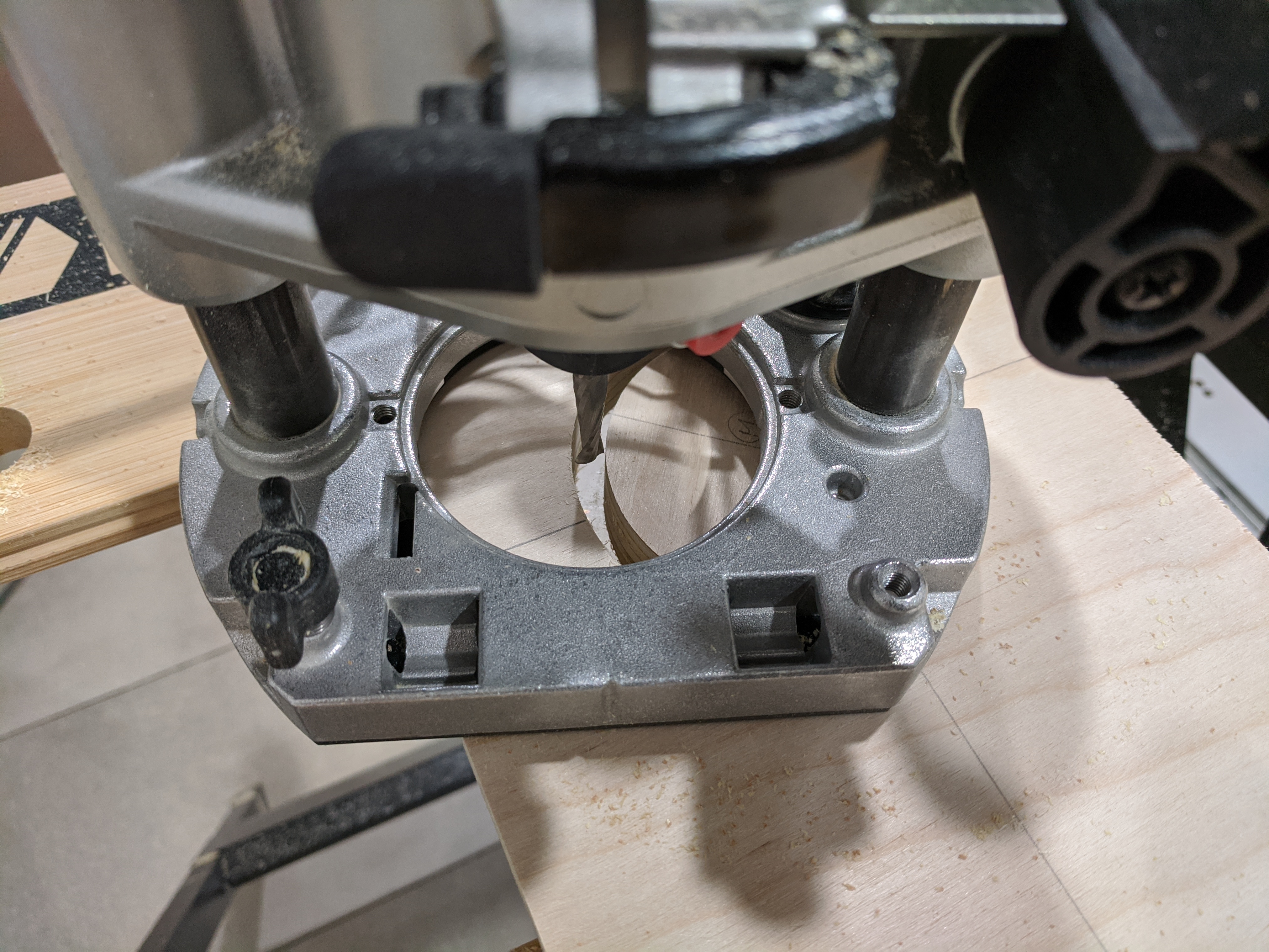 The Simplest Circle Cutting Jig With a Plunge Router - Instructables