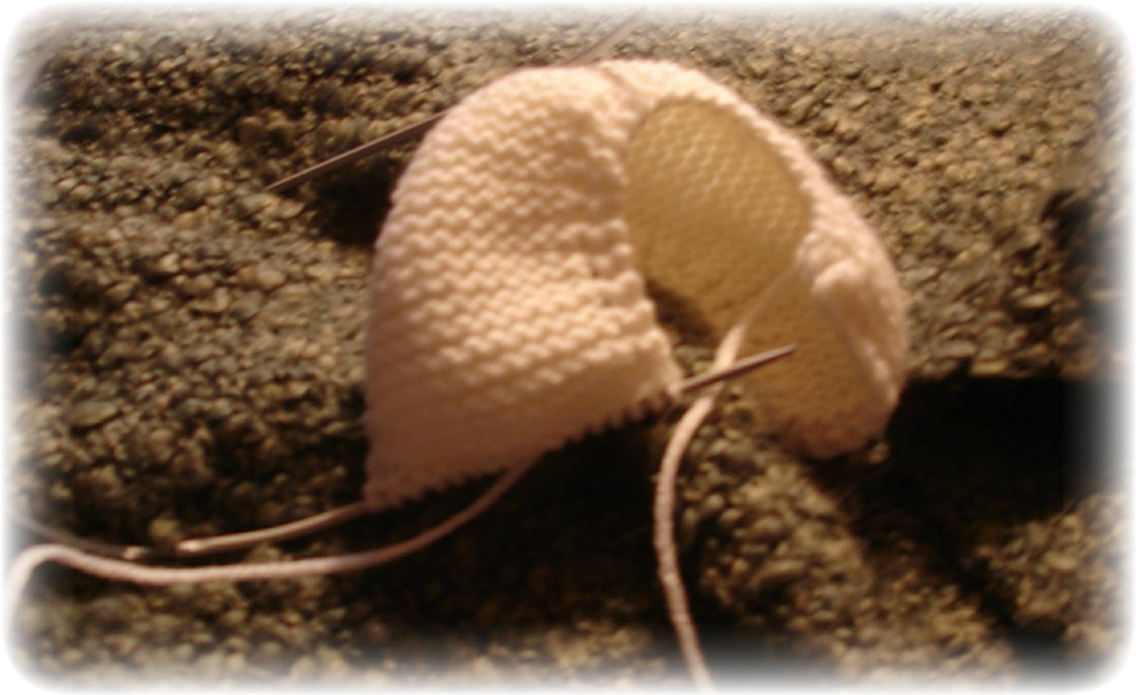 Last Minute Christmas Pin or Ornament to Knit! : 10 Steps - Instructables