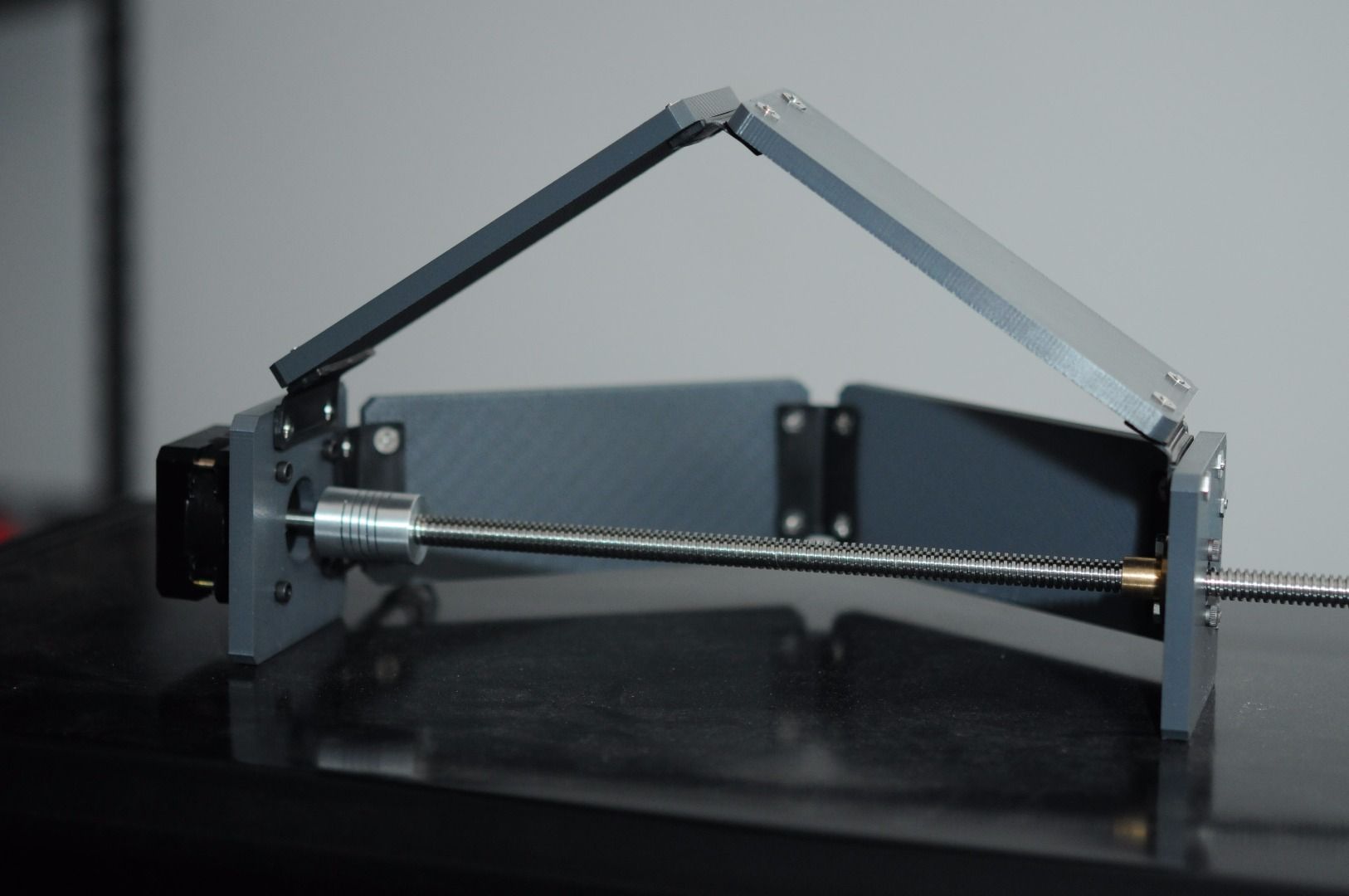 Low-Cost Linear Actuator Based on the Sarrus Linkage : 11 Steps (with ...