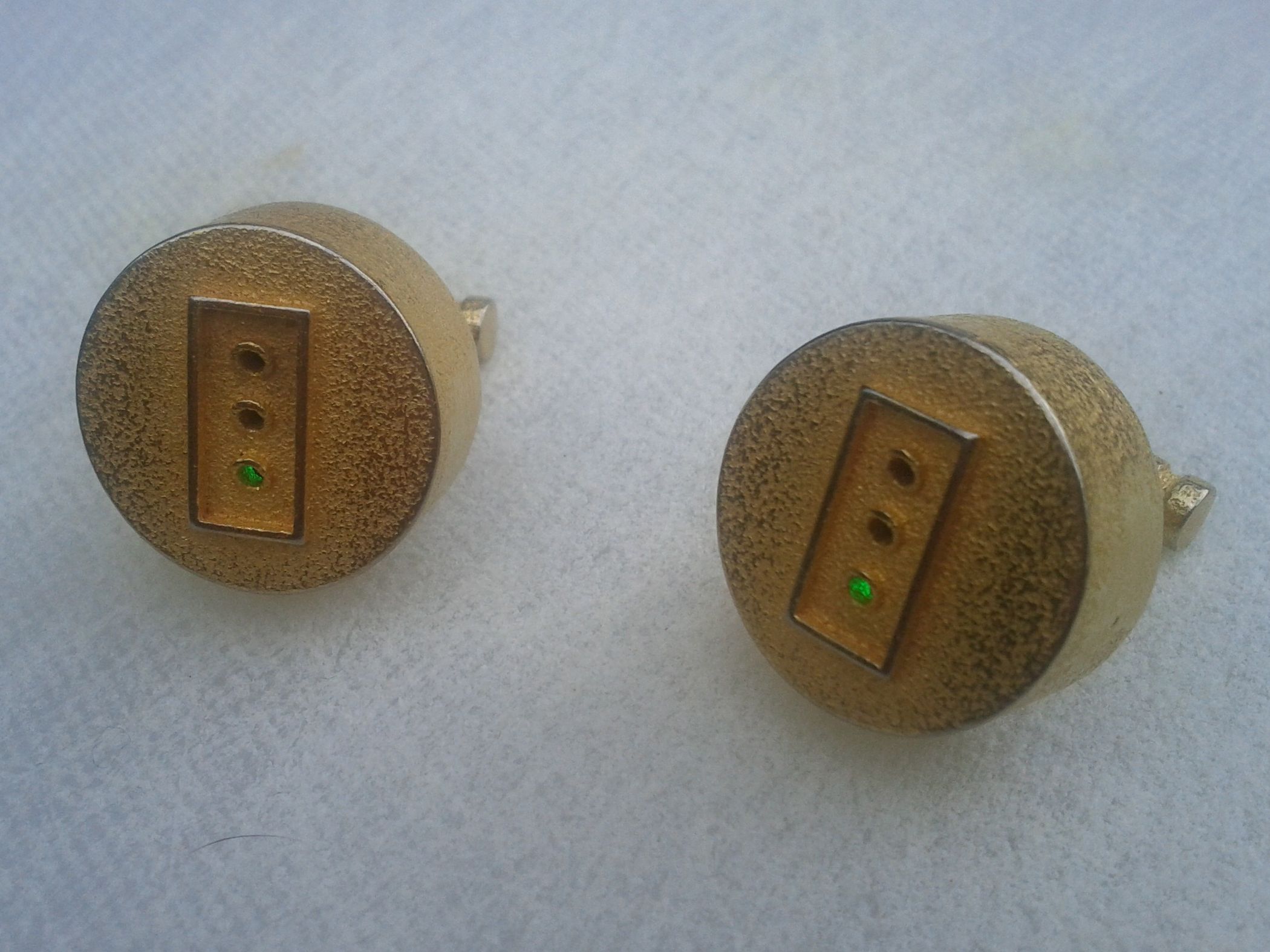 Traffic Light Cufflinks : 5 Steps (with Pictures) - Instructables