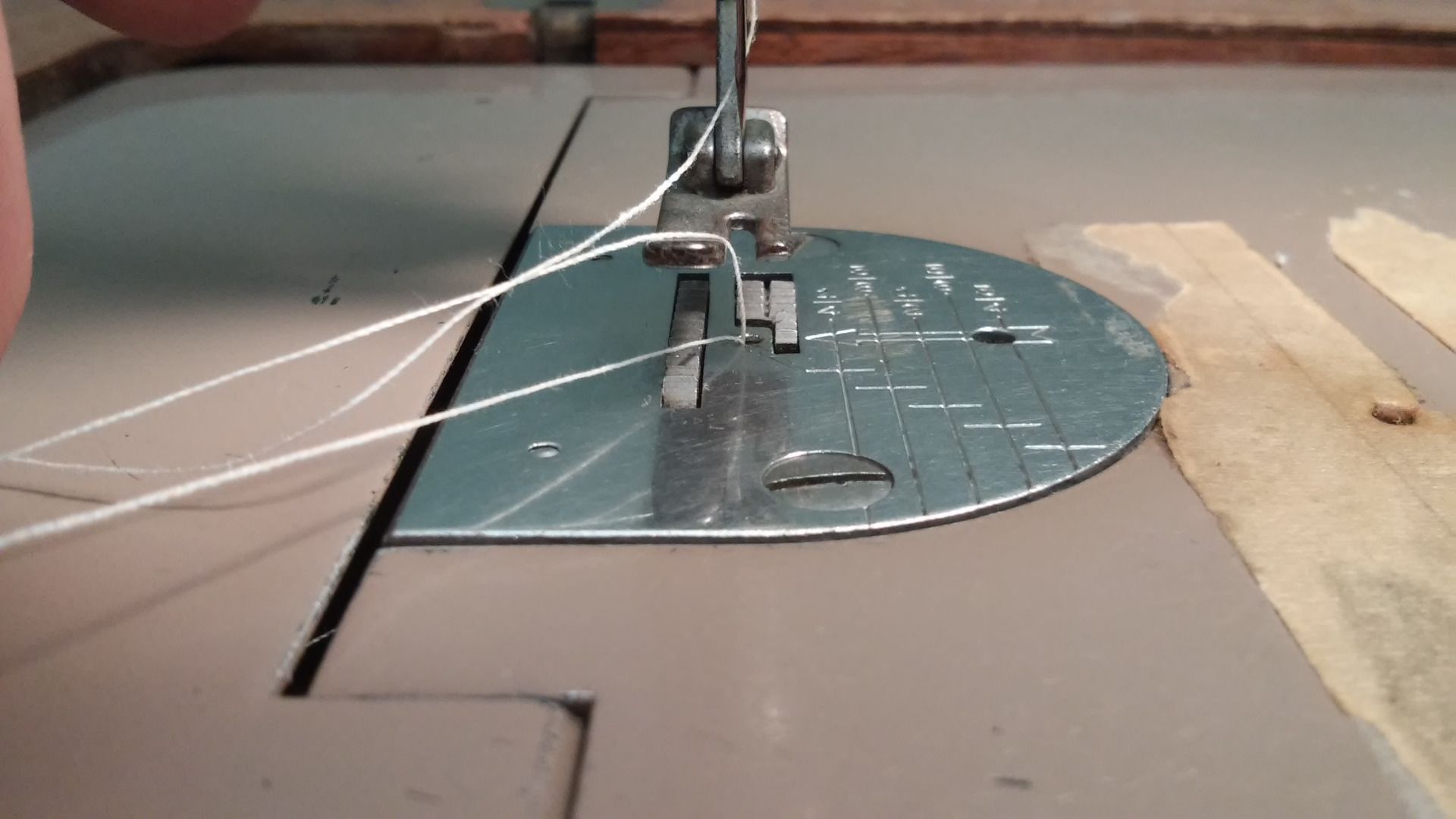 How to Set Up an Old Singer Sewing Machine : 4 Steps (with Pictures ...