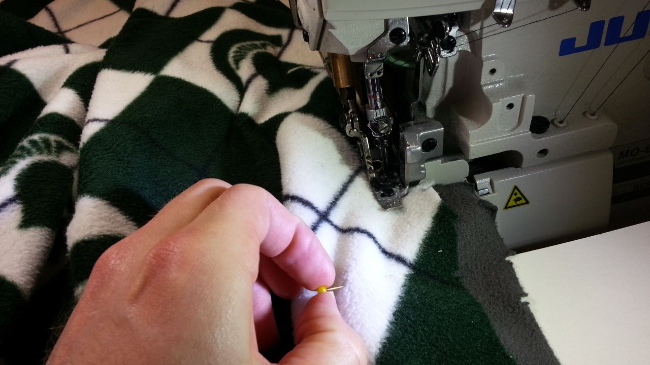 Easy Fleece Blanket With a Serger : 6 Steps - Instructables