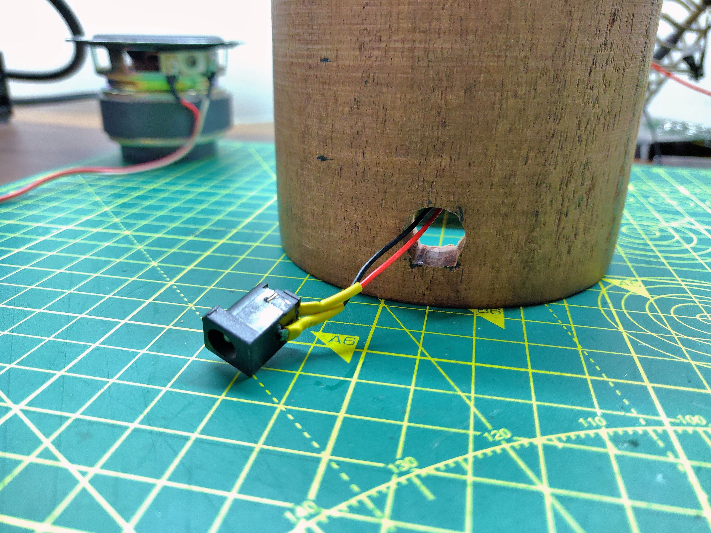 Desk Bluetooth Speaker With Audio Visualisation, Touch Buttons and NFC ...