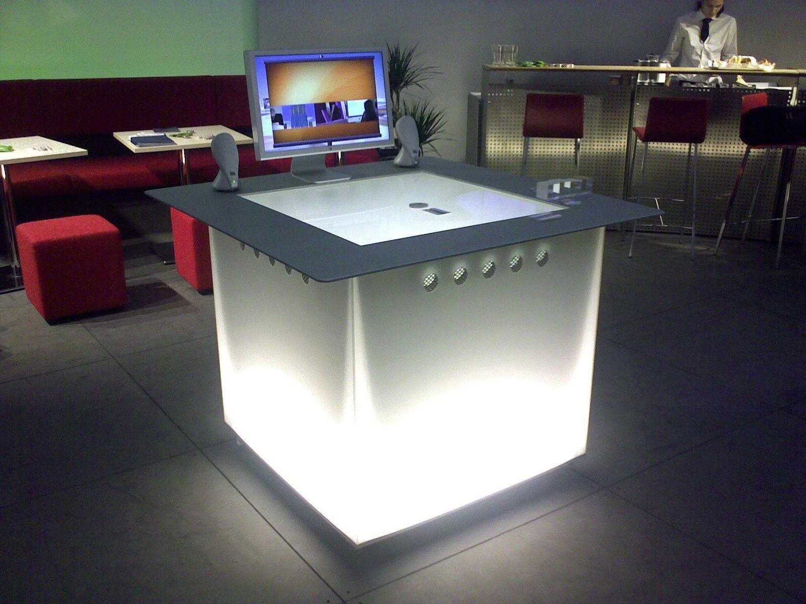 Edddison Projection Table : 11 Steps - Instructables