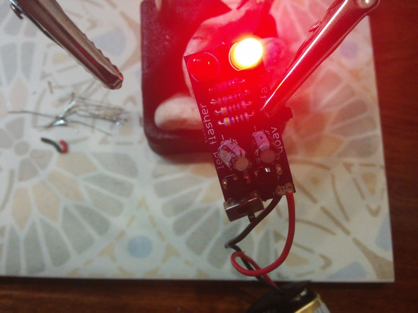 Dual Led Flasher - Simple First Electronic Project : 4 Steps ...