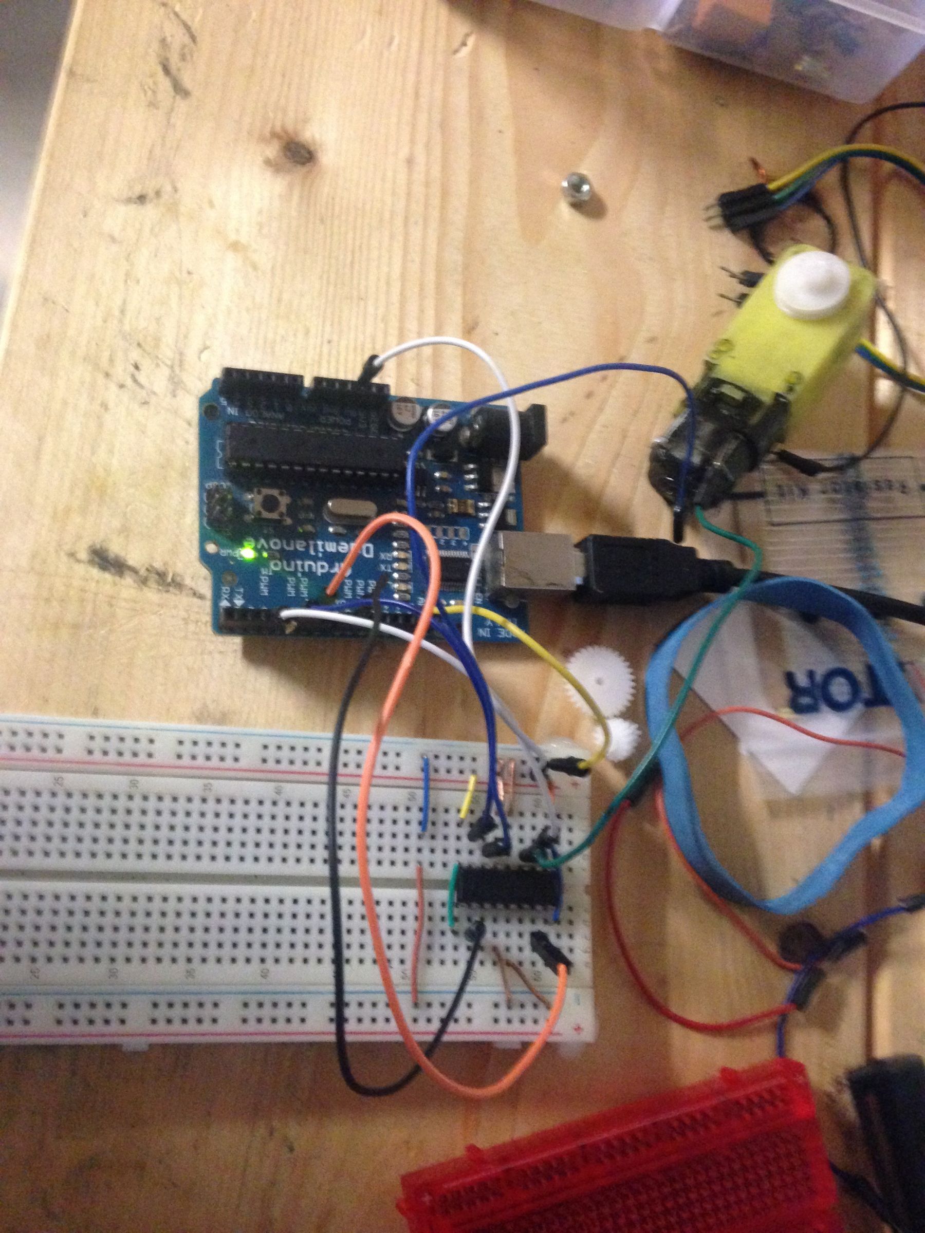 Control 2 Motors With the L293DNE Dual Motor Driver IC and Arduino 101 ...