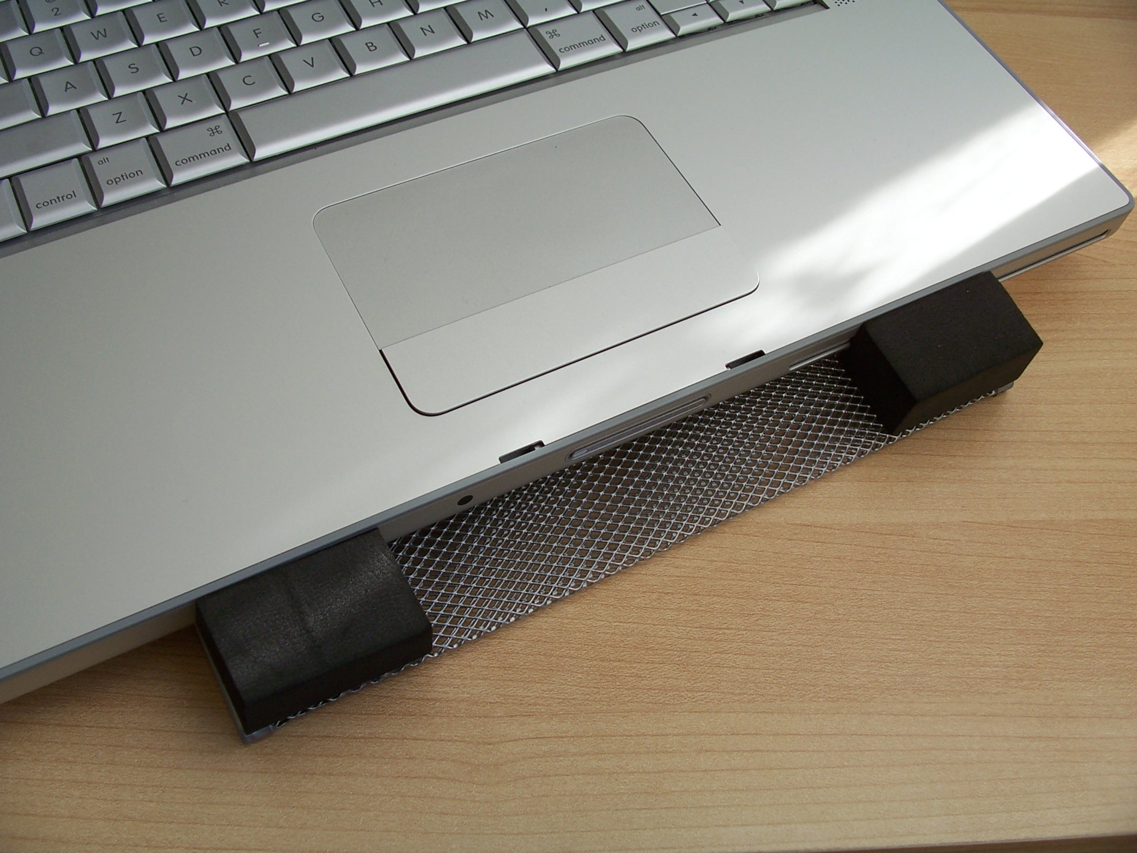 Simple Metallic Laptop Stand : 4 Steps (with Pictures) - Instructables