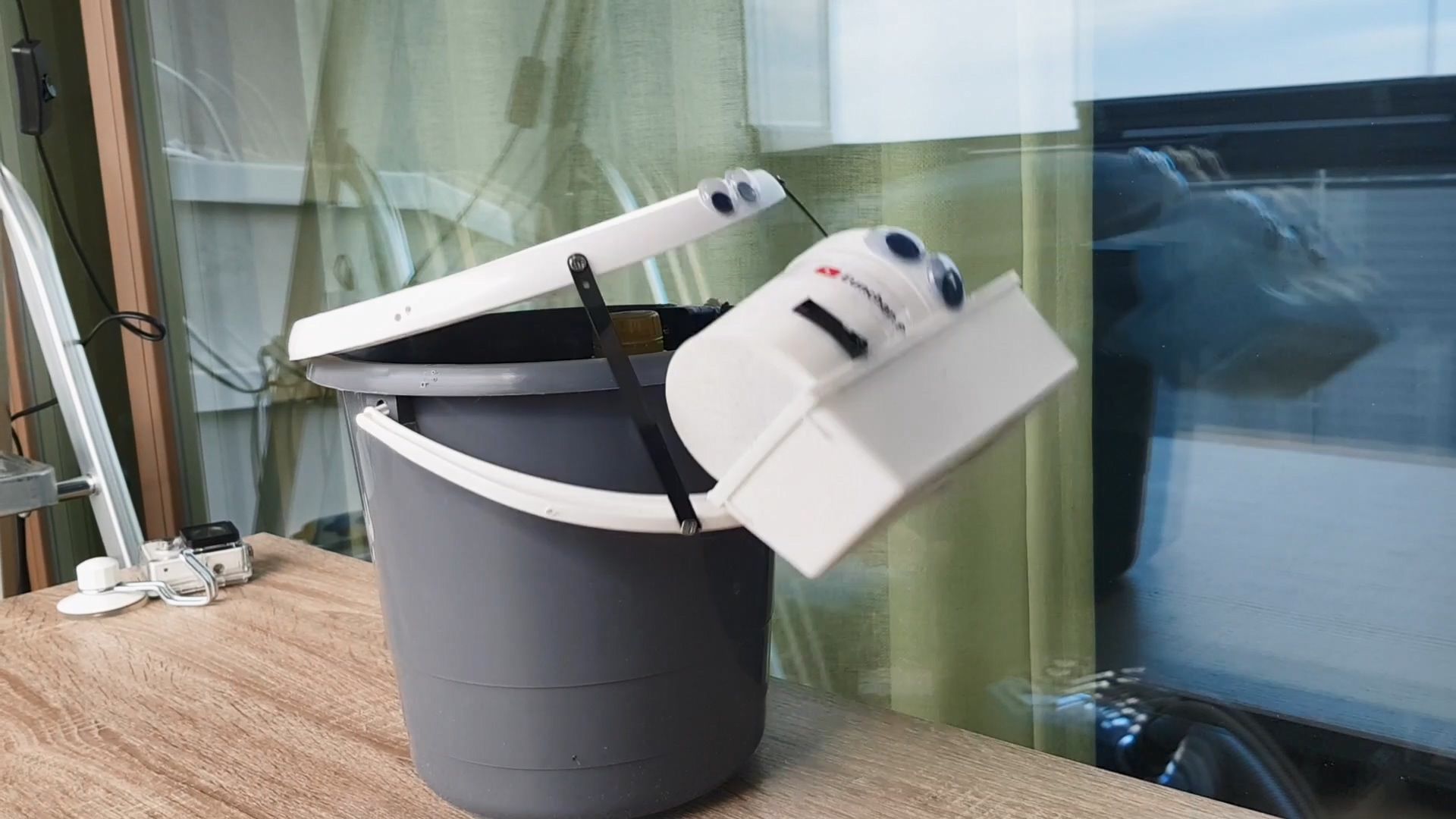 Trash Bin Robot - Giant Hungry Robot : 11 Steps (with Pictures ...