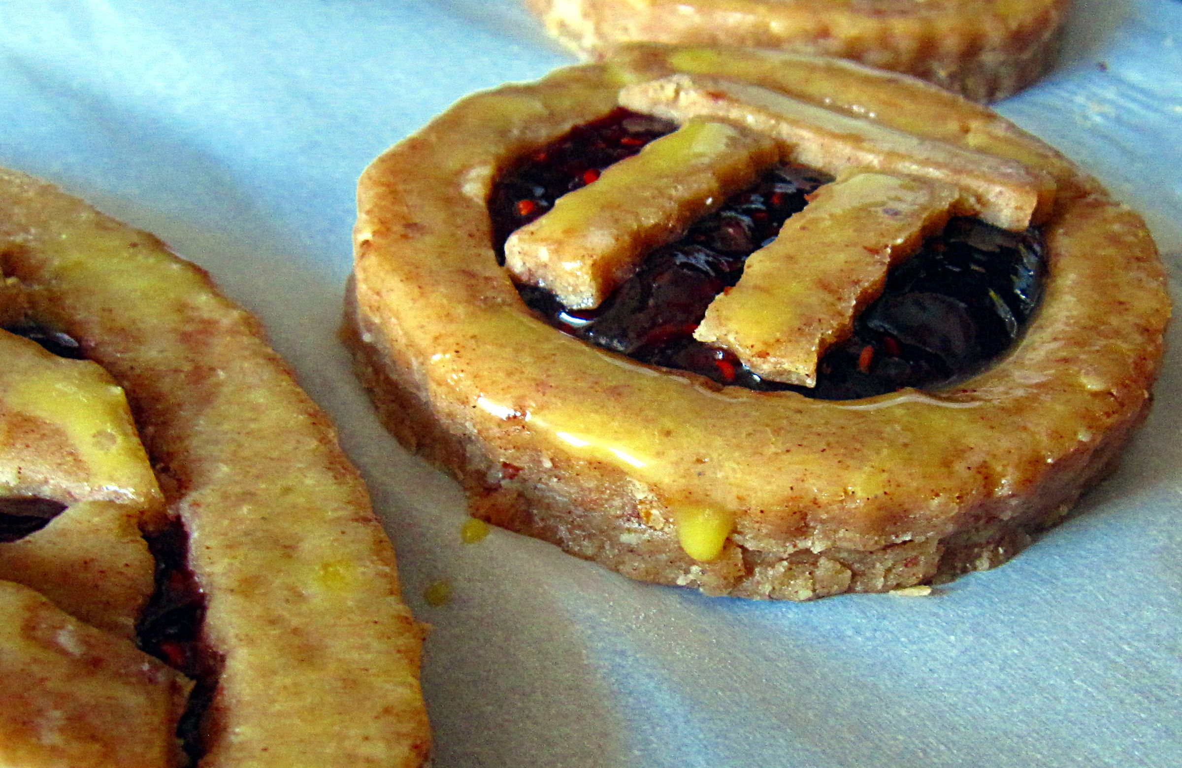 Traditional Raspberry Pie: a Linzertorte or Linzer Torte : 7 Steps ...