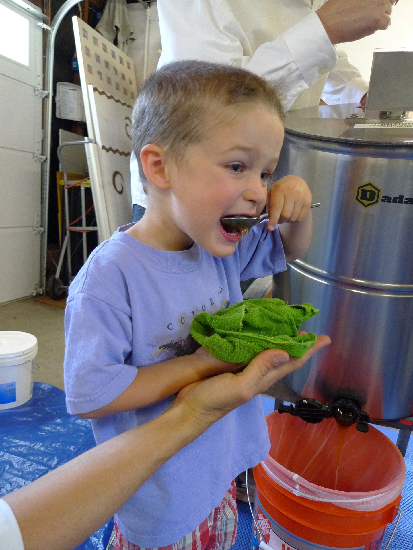 Extracting Honey : 8 Steps (with Pictures) - Instructables