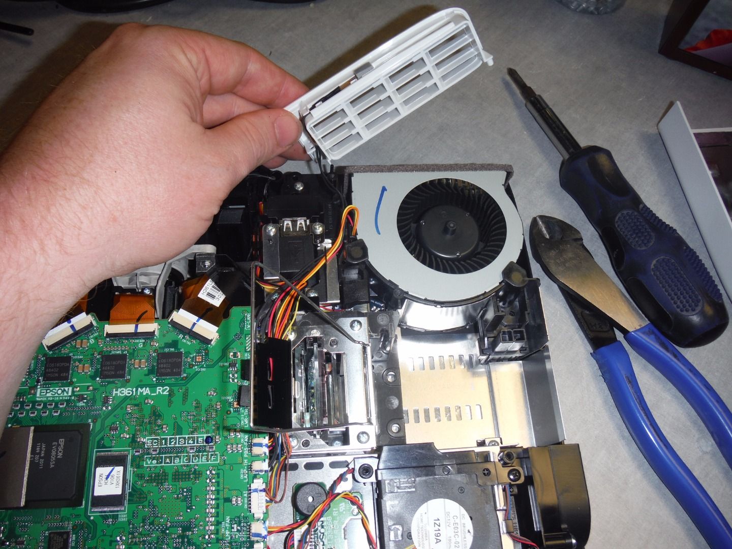Epson 1770W LCD Projector Overheating? Repair It! : 8 Steps (with ...