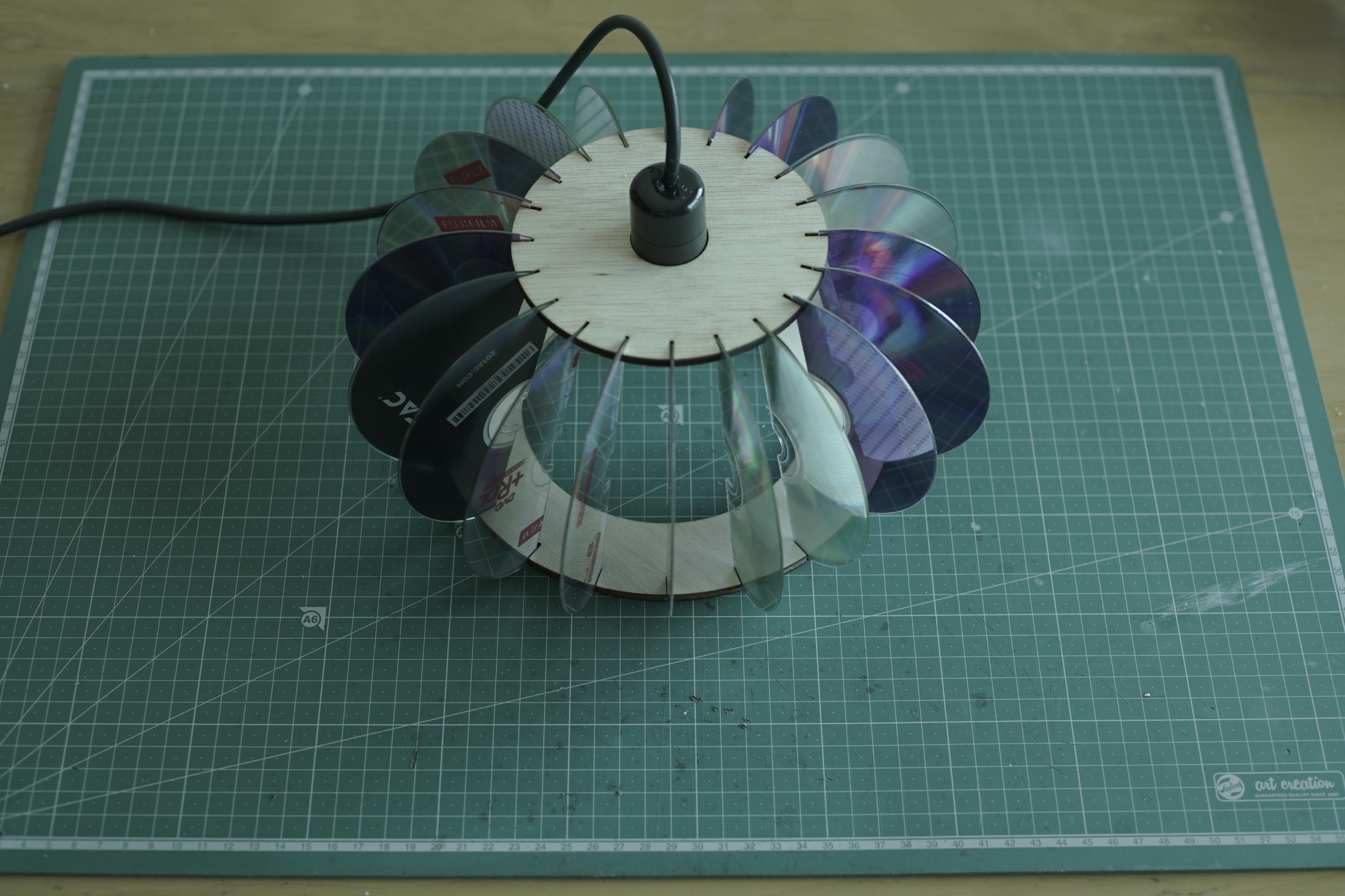 CD-Lamp : 8 Steps - Instructables