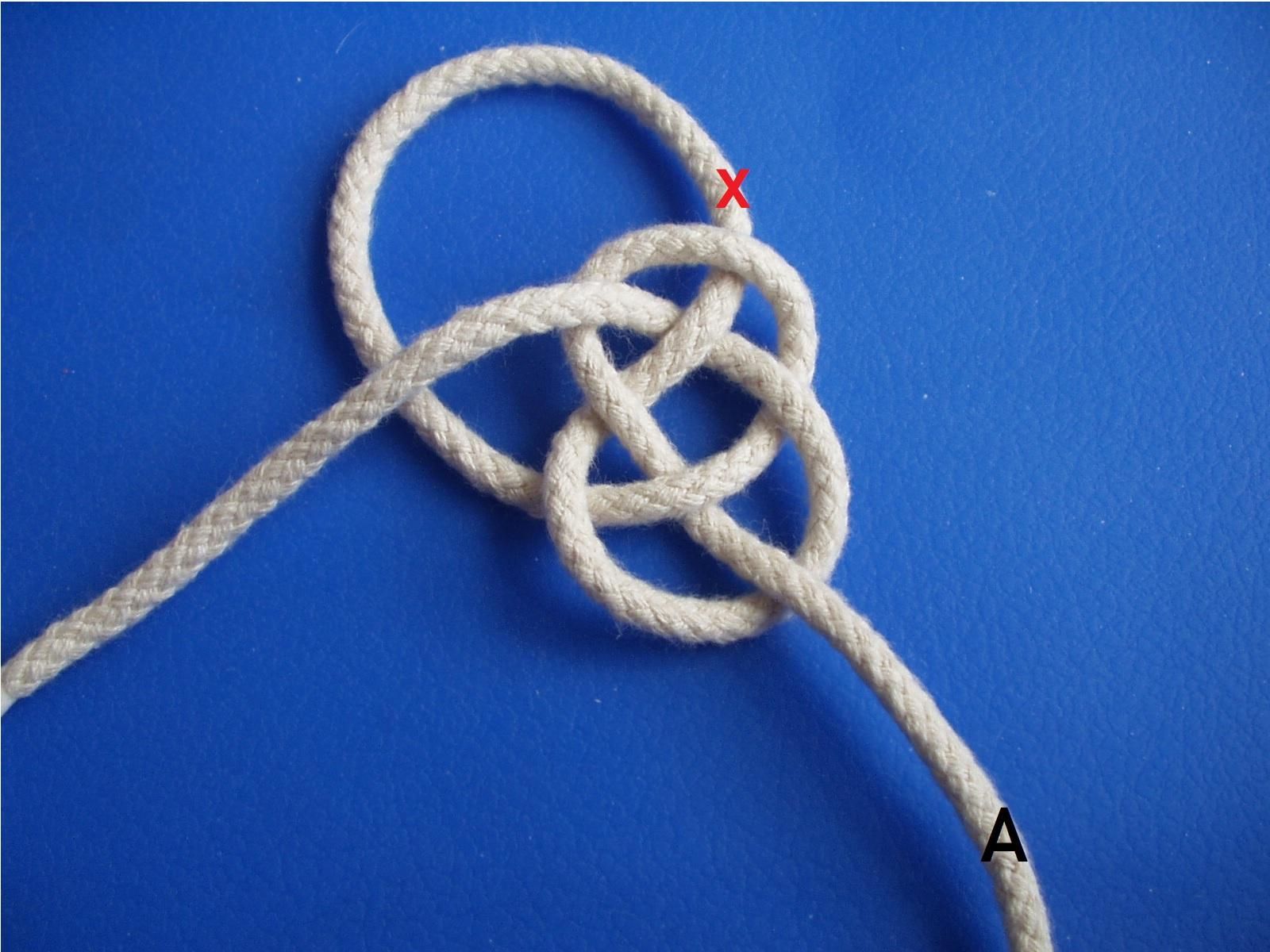 Knife Lanyard Knot Tied on the Table : 8 Steps - Instructables