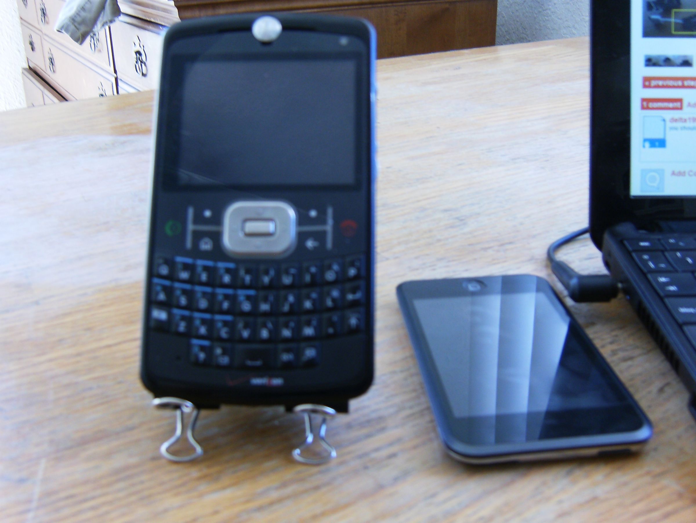 Binder Clip Dock Stand for Ipod/Iphone or Cellphone (almost for Any ...