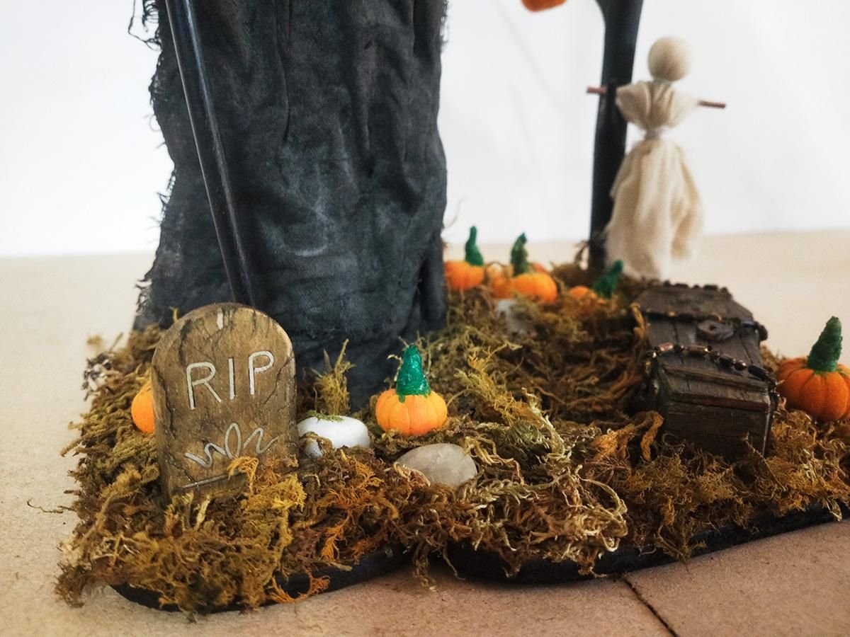 Grim Reaper With Scythe & Lantern in Graveyard Halloween Decor : 22 ...