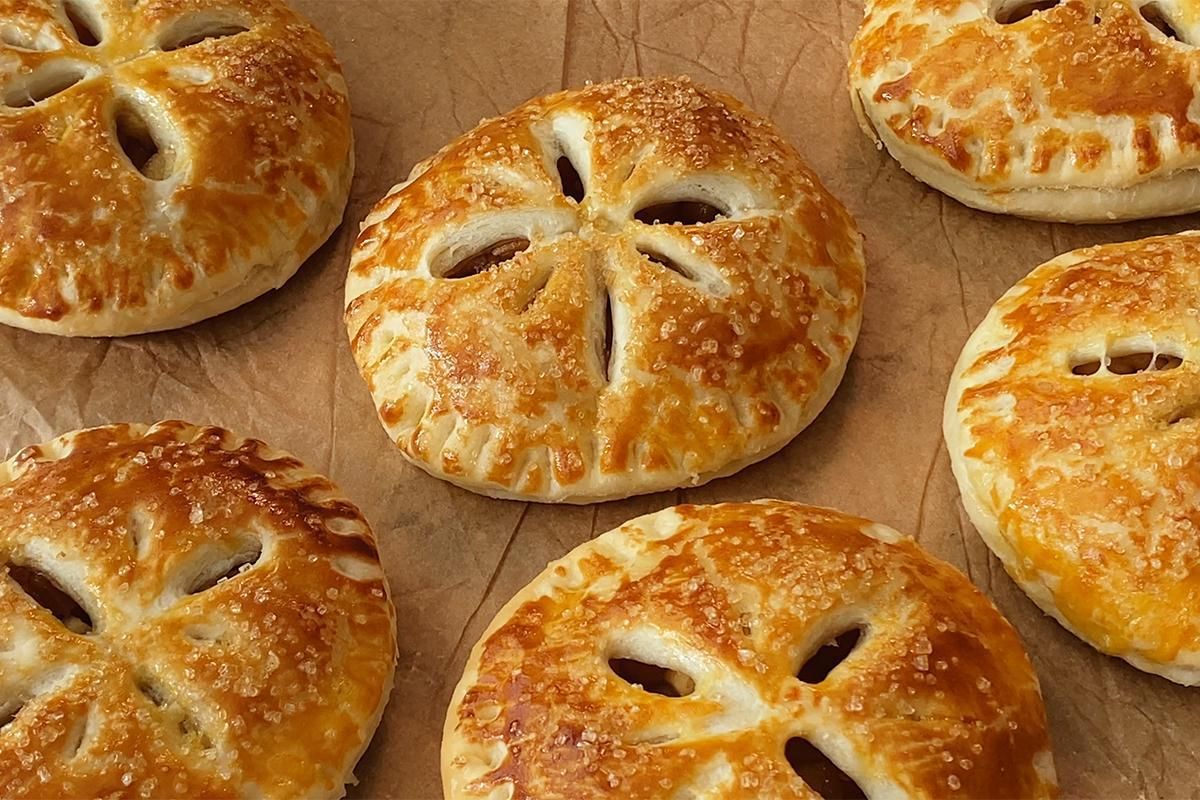 Tasty Apple Cinnamon Puff Pastry With a Crispy Crust : 7 Steps (with ...