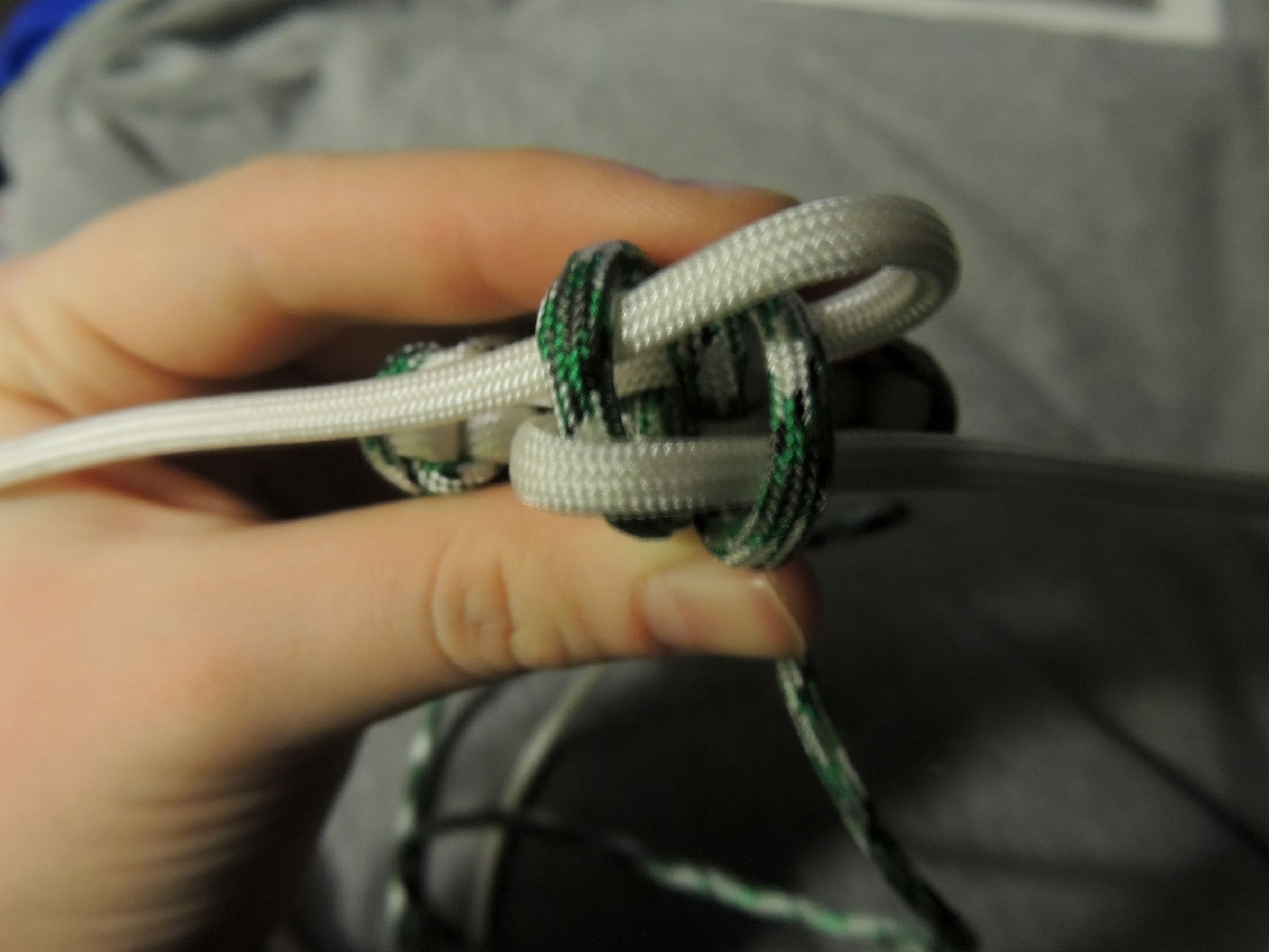 Paracord Cross (Square Braid) : 10 Steps - Instructables