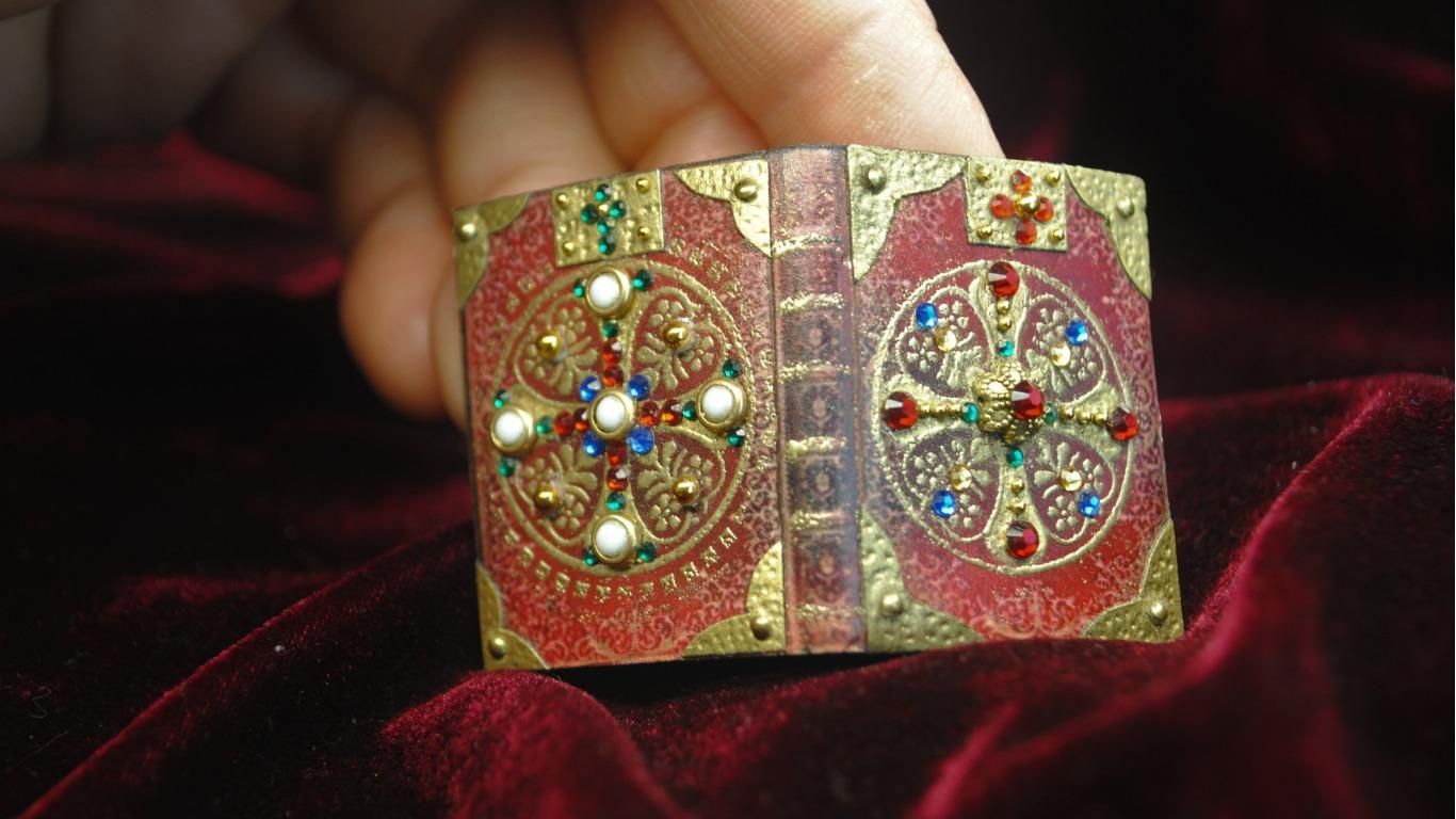 💎 DIY Miniature Books With Gold Embossing and Gems - Video Tutorial ...