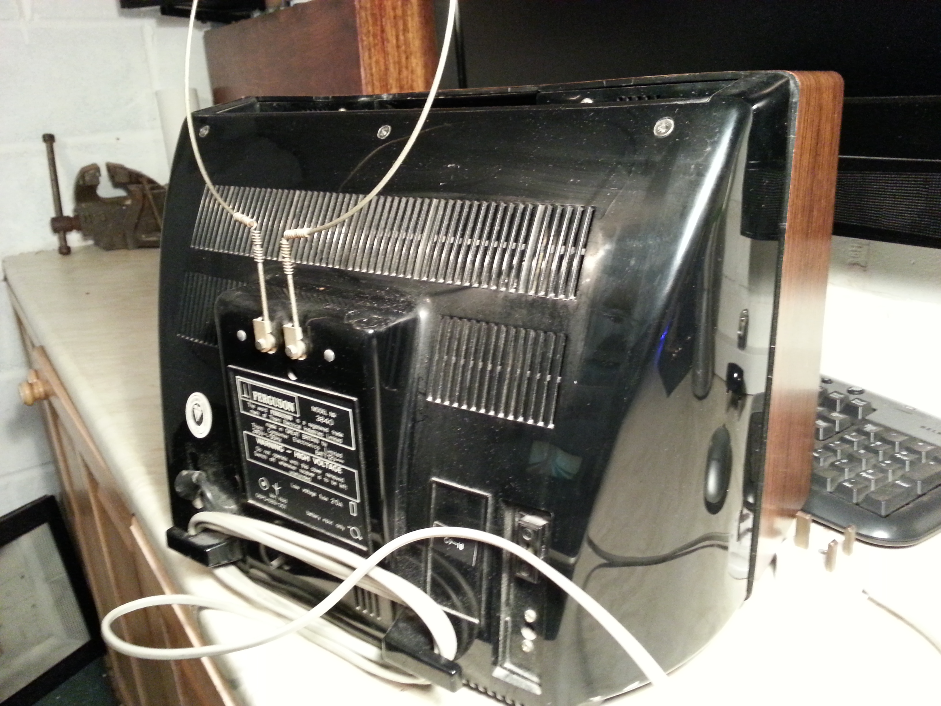 Upcycle a 70s TV Into a Monitor : 3 Steps - Instructables