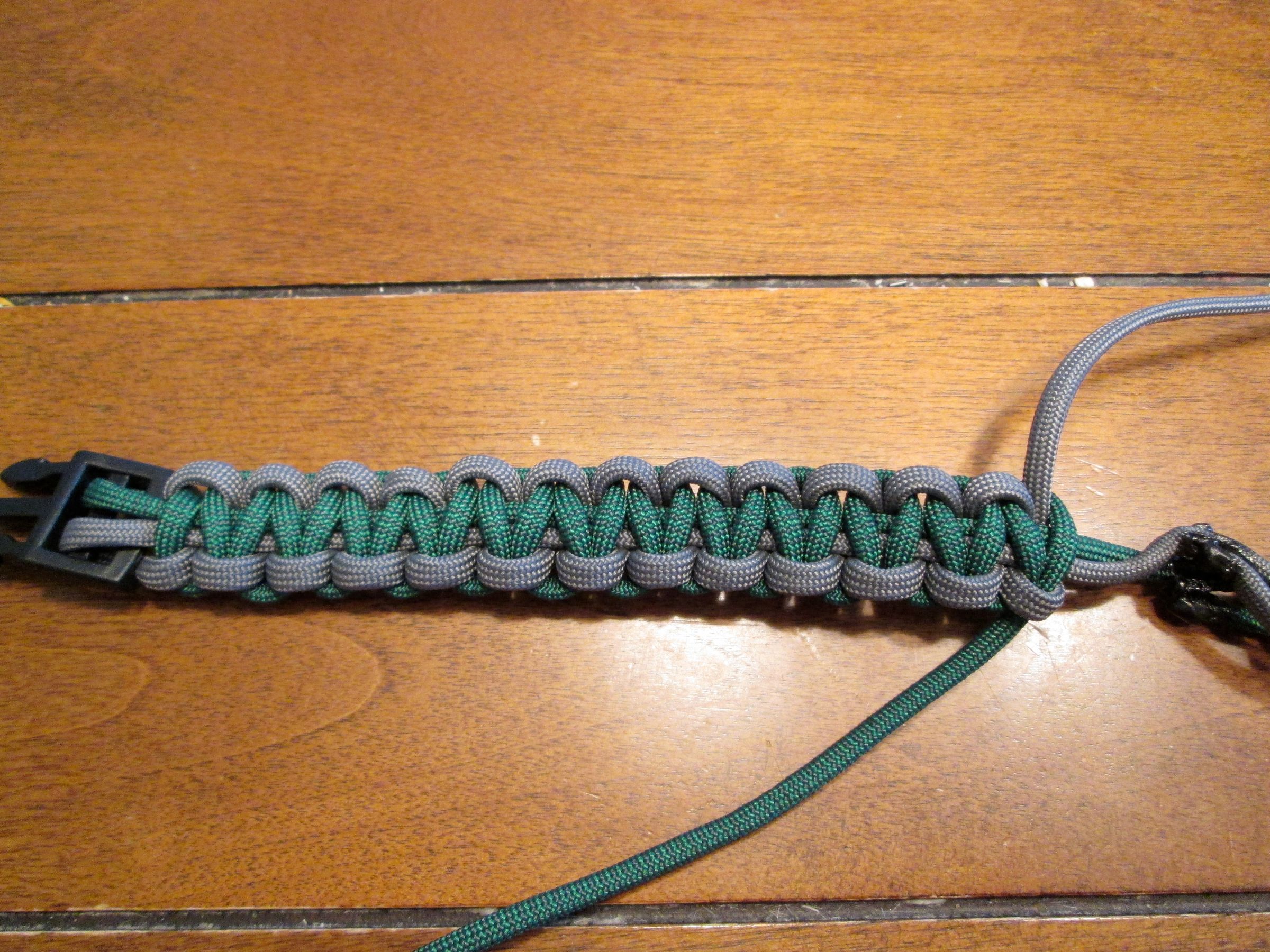 How to Make a Cobra Stitch Paracord With 2 Colors : 3 Steps - Instructables