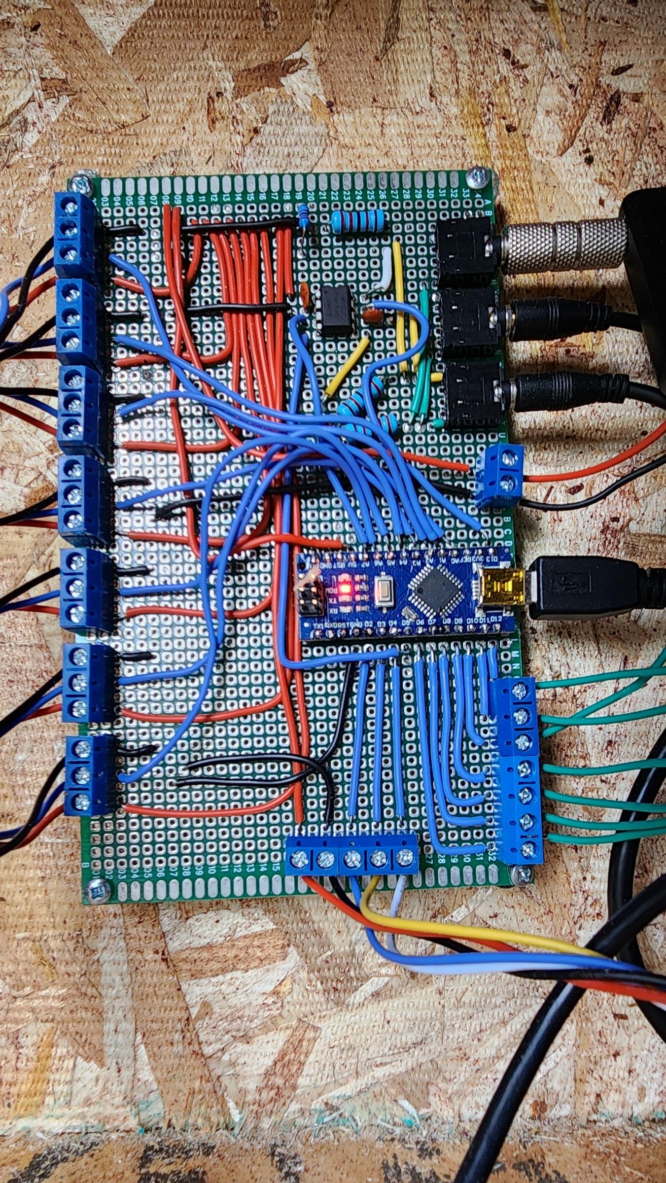 Musically Synchronized Christmas Lights / Spectrum Analyzer - Via Arduino Nano and MSGEQ7 : 9 ...