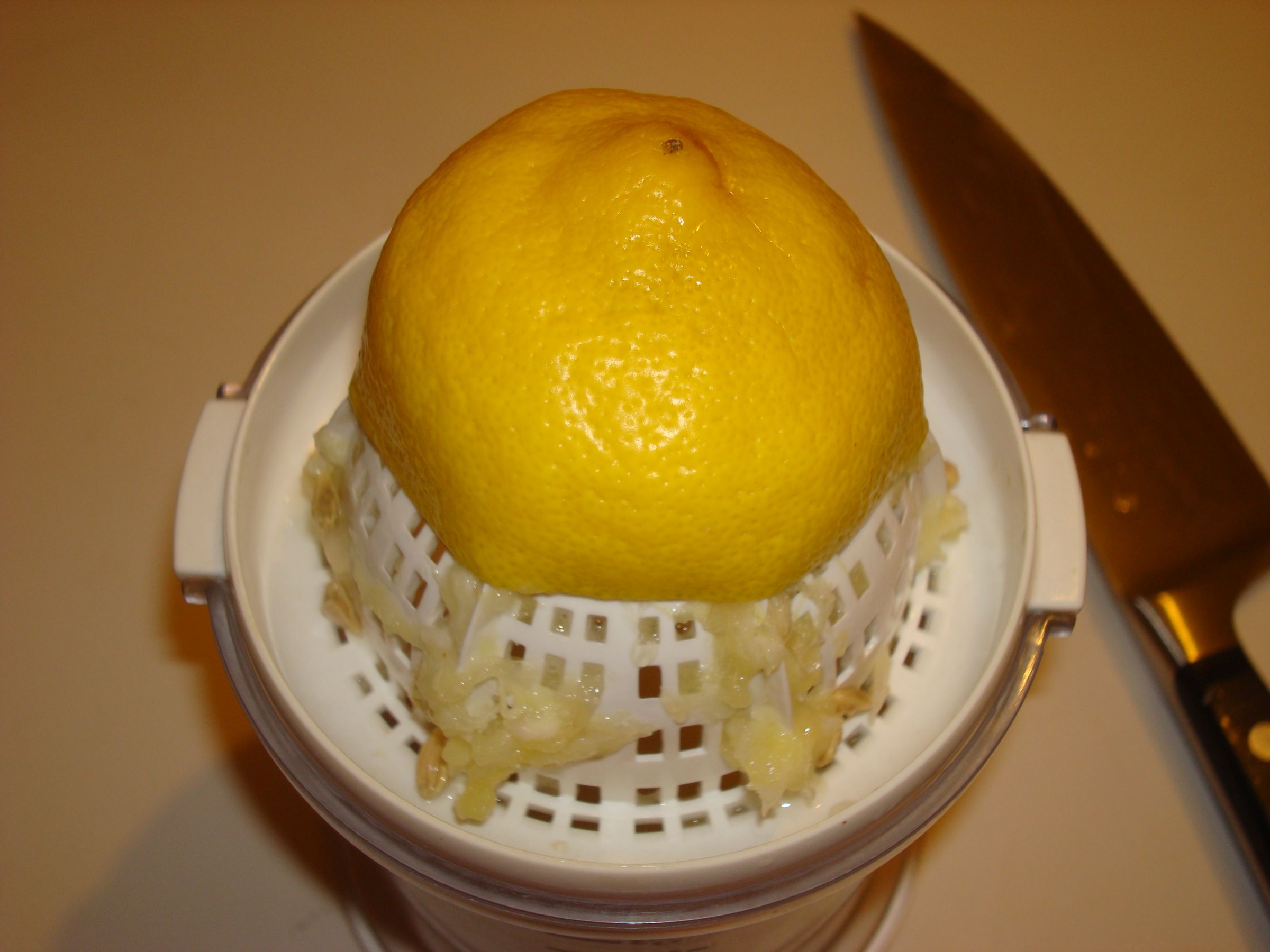 How to Juice a Lemon : 4 Steps - Instructables