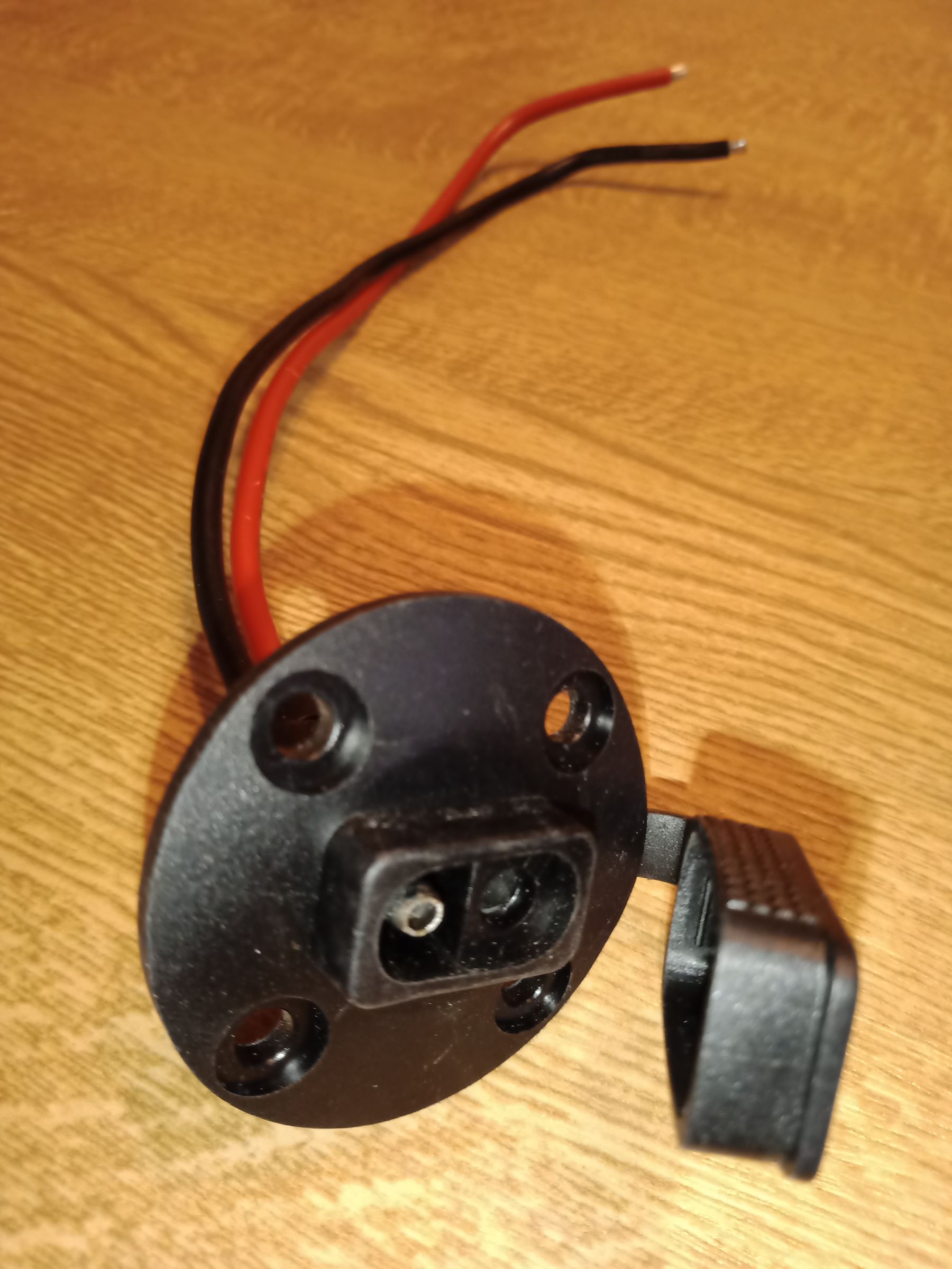 12 V DC Battery Box. : 3 Steps - Instructables