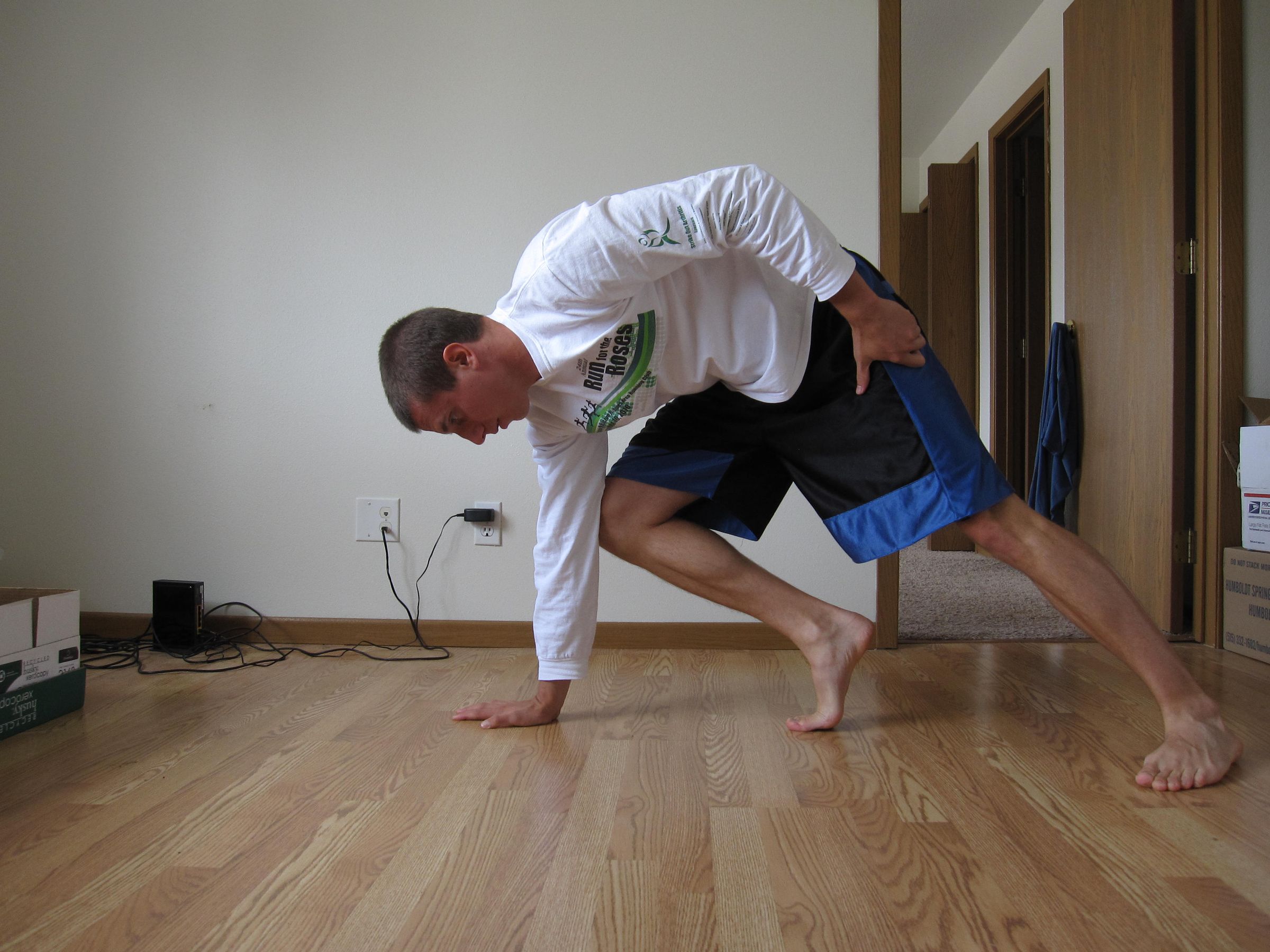 Learn Basic Breakdancing Freezes and Footwork : 5 Steps (with Pictures ...