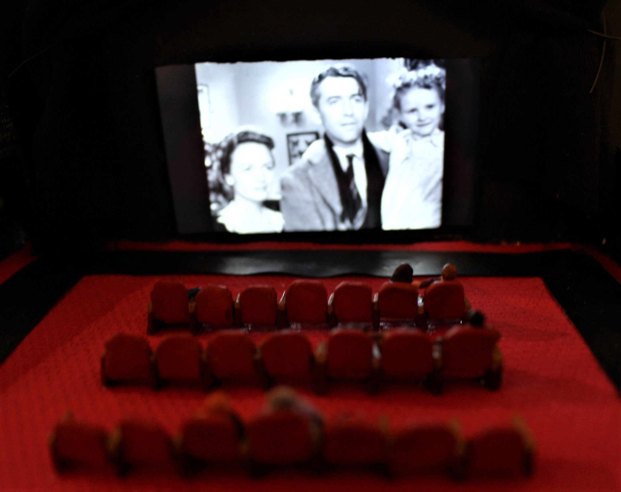 Mini Movie Theater : 14 Steps - Instructables