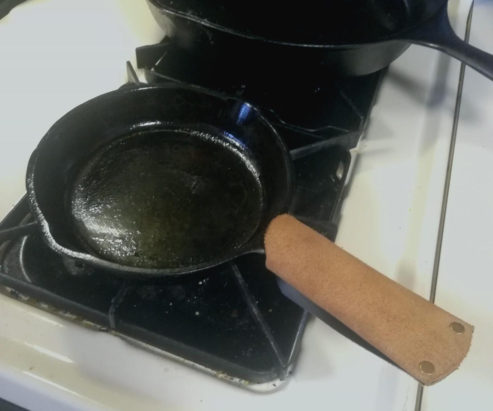 Cast Iron Heat Resistant Handle Grip Made Out of Leather : 3 Steps ...