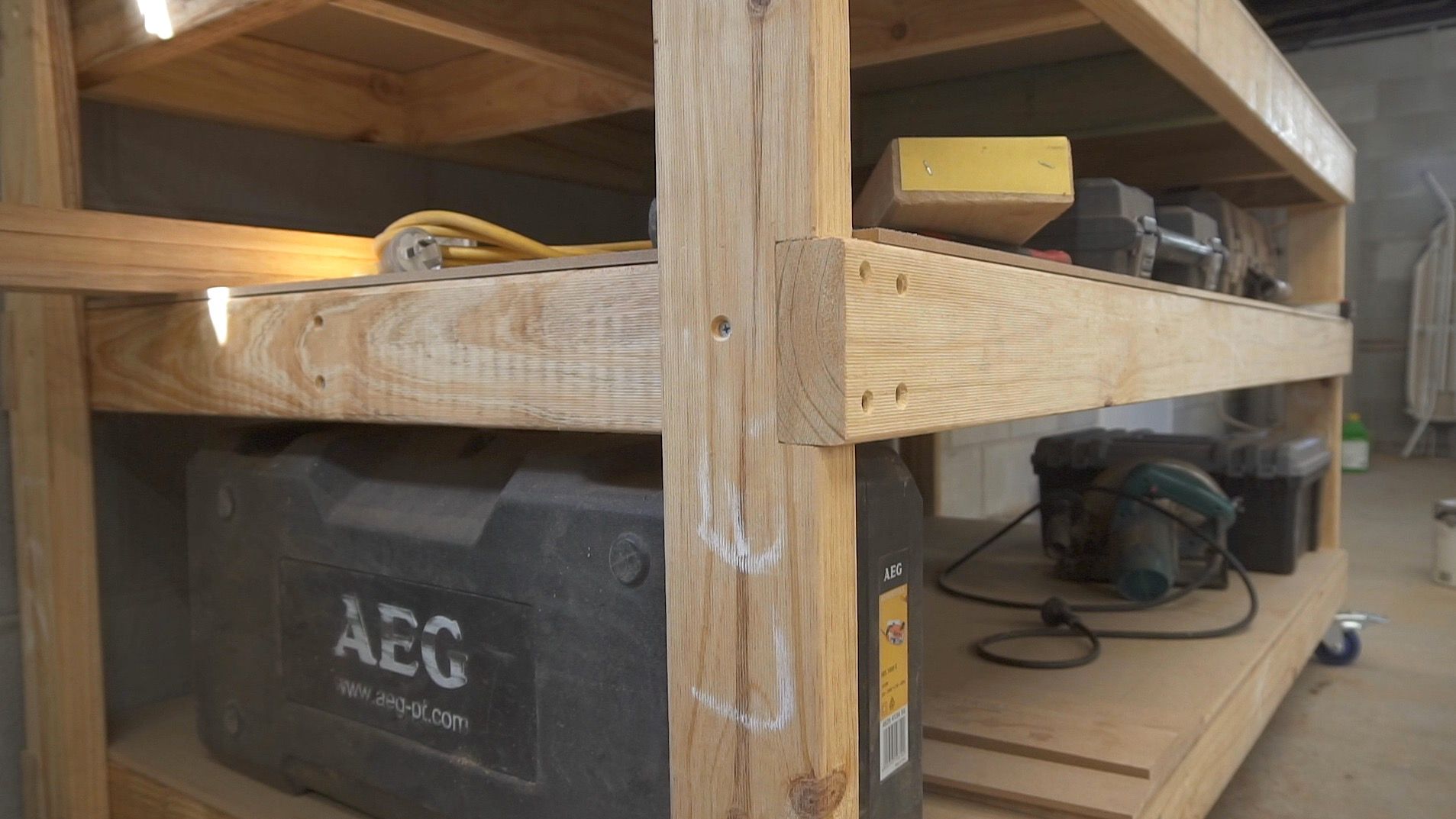 Simple Mobile Workbench/Assembly Table : 3 Steps (with Pictures ...