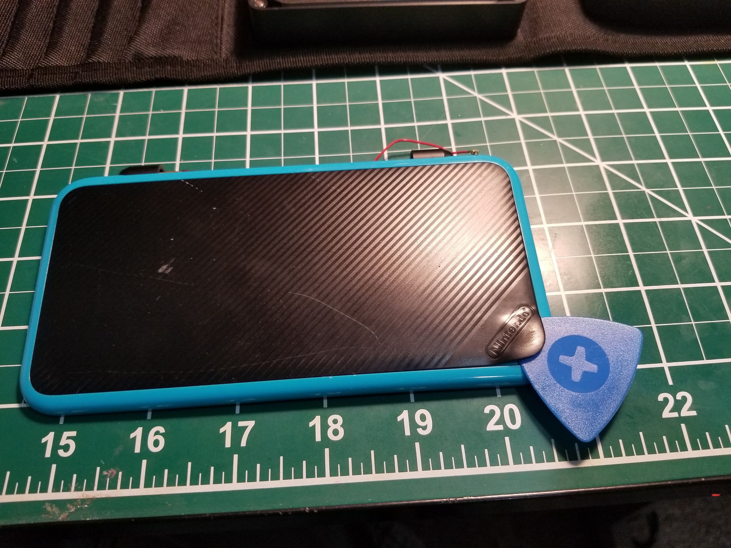 Replace Upper Screen for Nintendo 2DS XL : 15 Steps - Instructables
